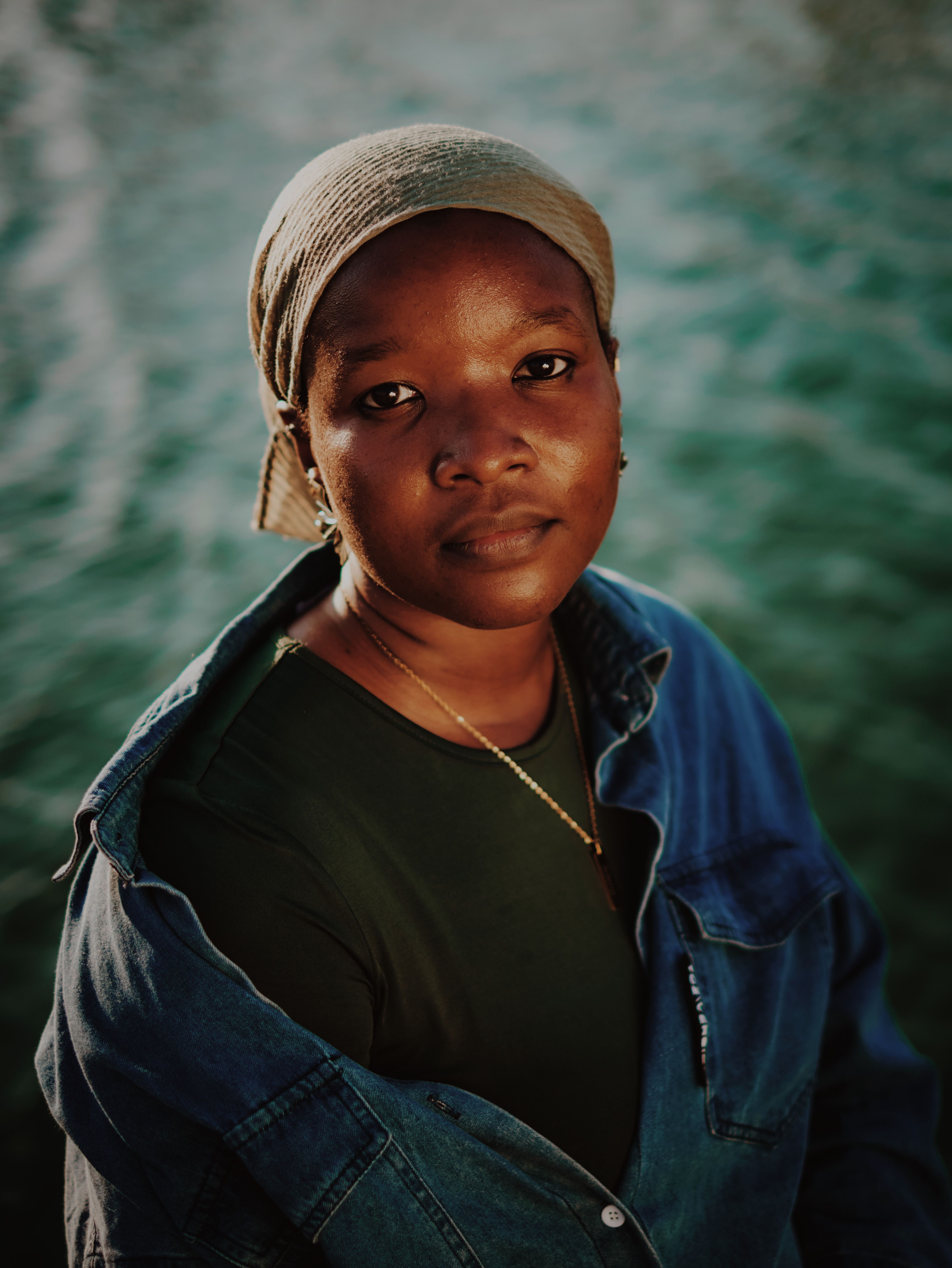 Portrait De Femme Au Bord De L'eau En Veste En Jean · Photo gratuite