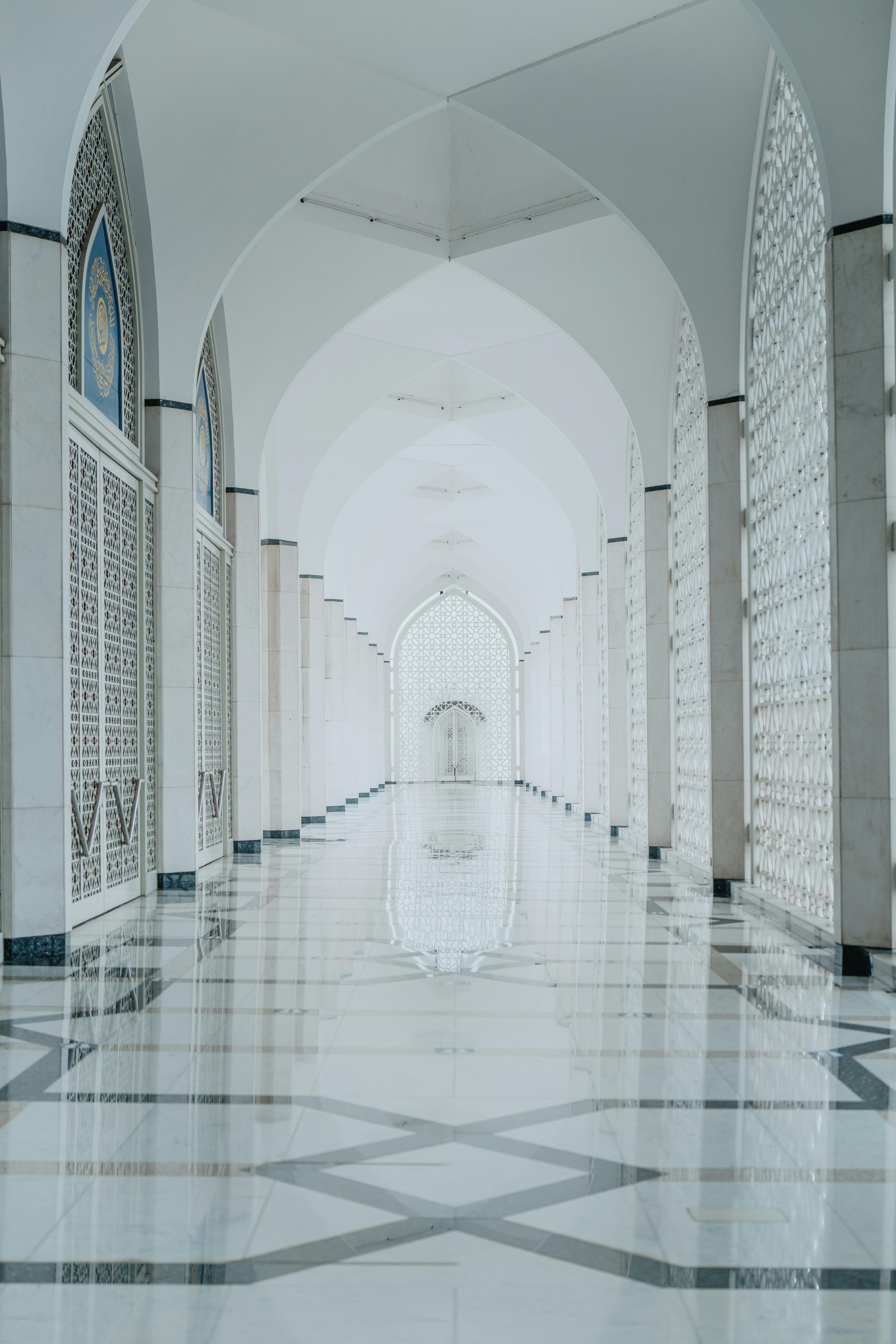 Elegant Arched Hallway of Islamic Architecture · Free Stock Photo