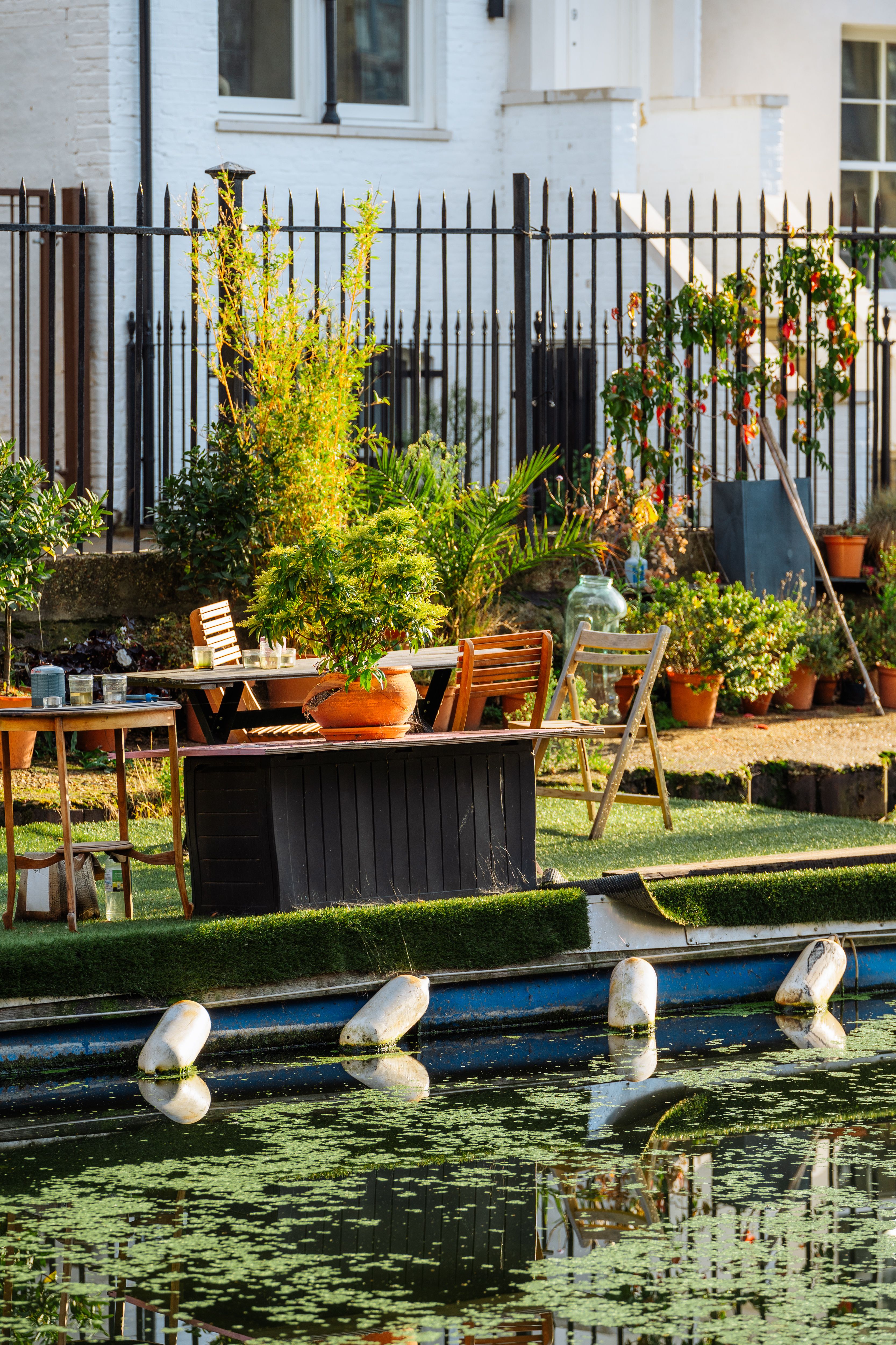 Charming Waterside Garden in London · Free Stock Photo