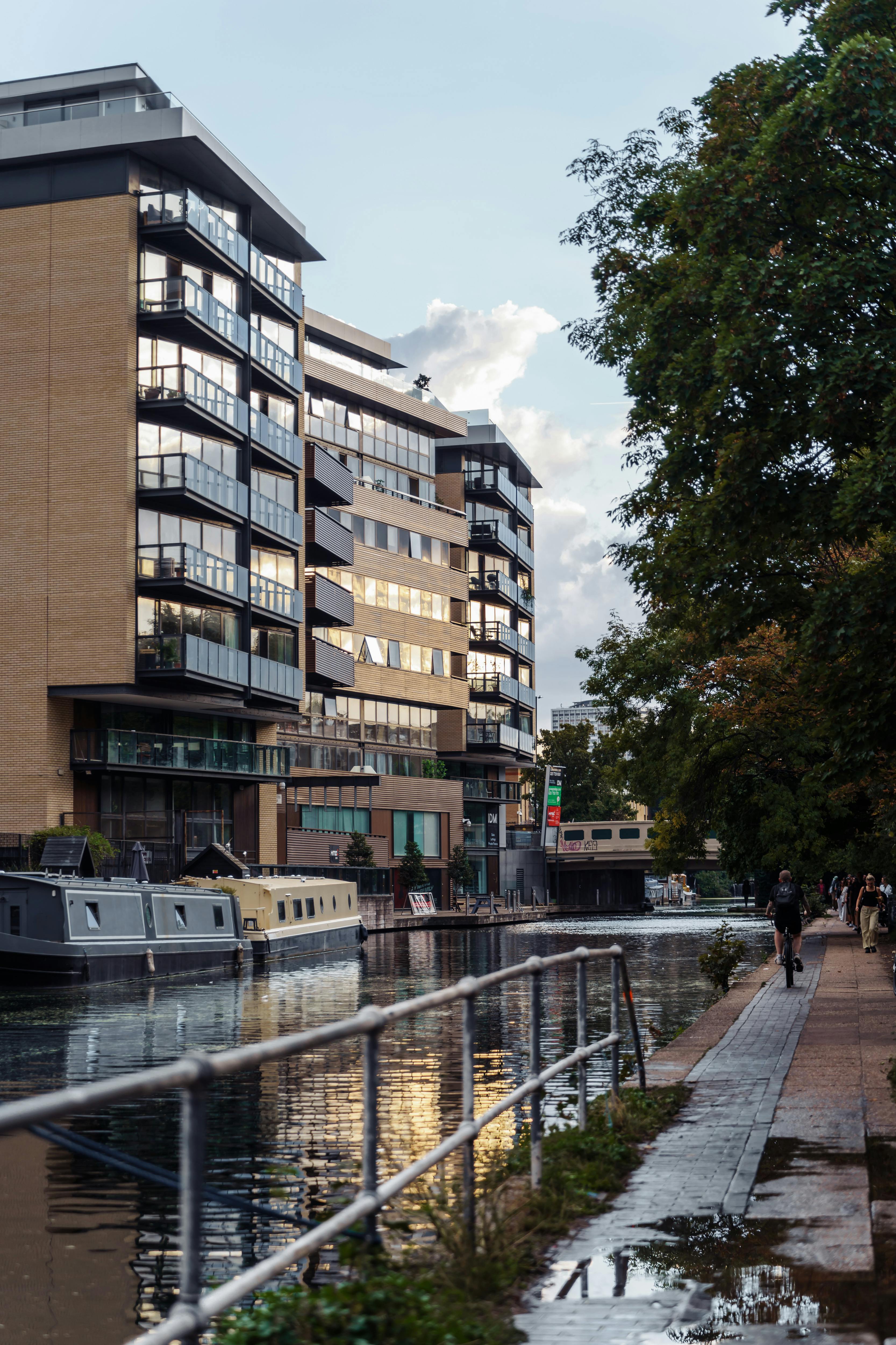 Modern Canal-Side Architecture in London · Free Stock Photo