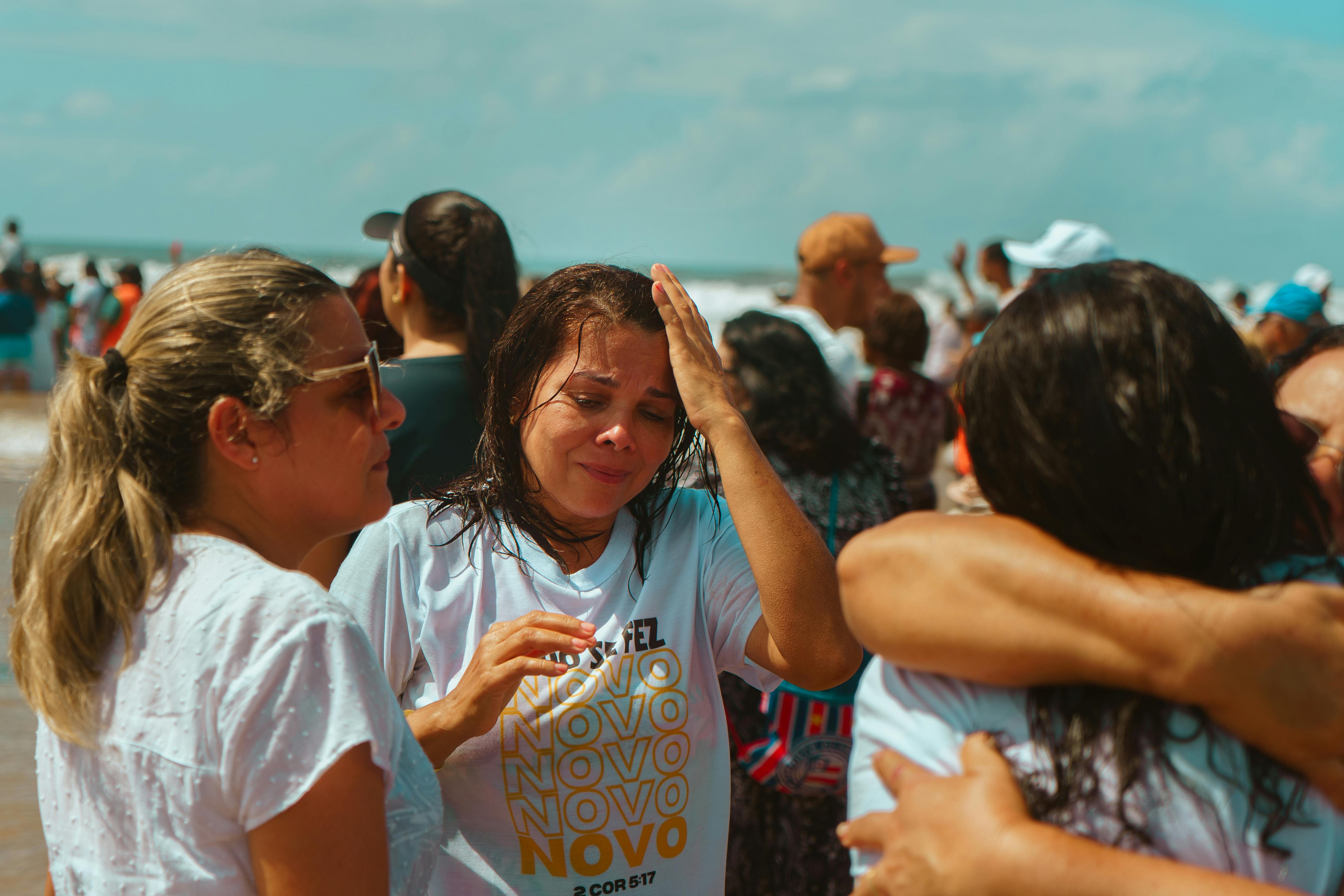 Emotional Group Gathering at the Beach · Free Stock Photo