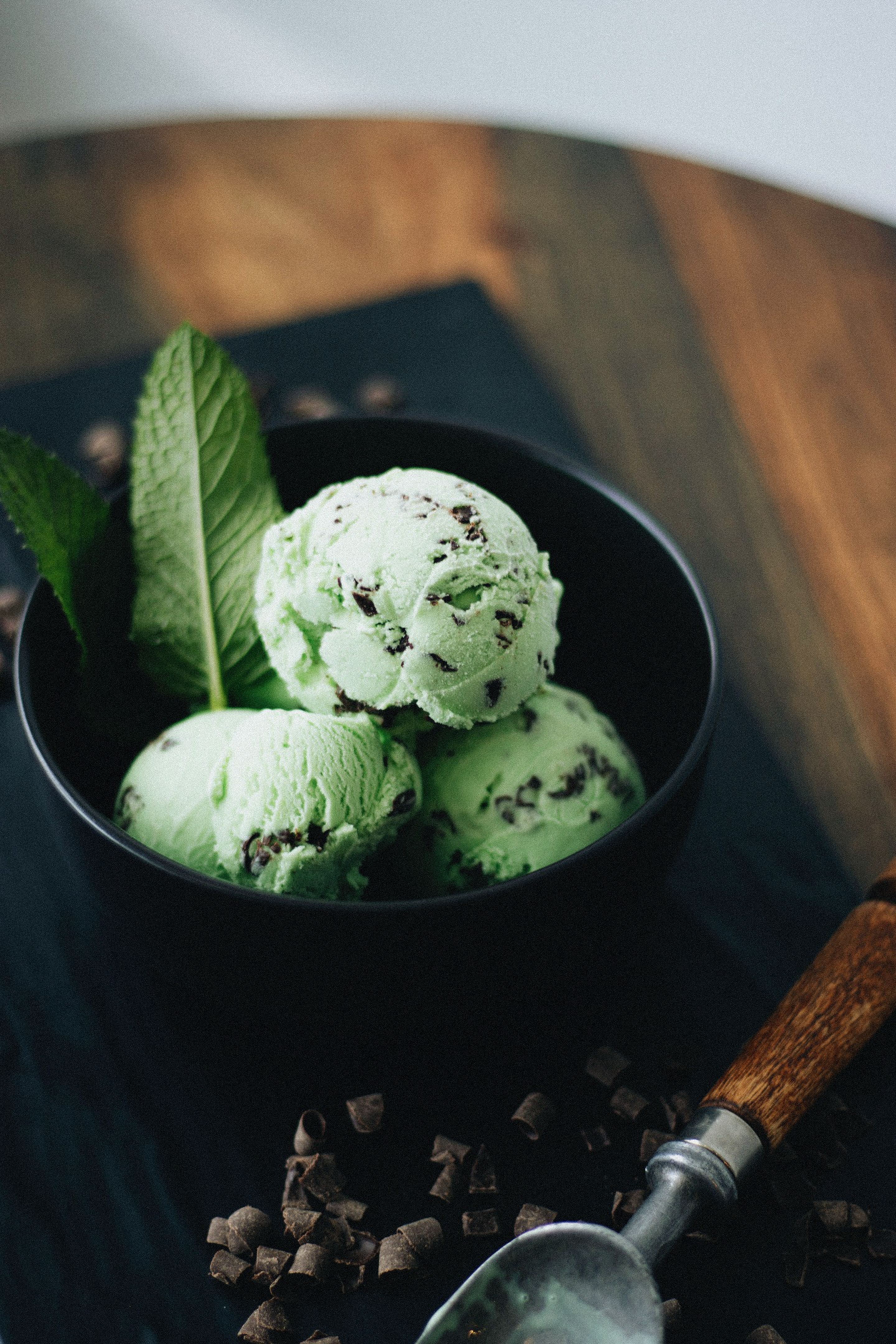 Helado Gourmet De Menta Y Chispas De Chocolate En Un Bol · Foto de ...