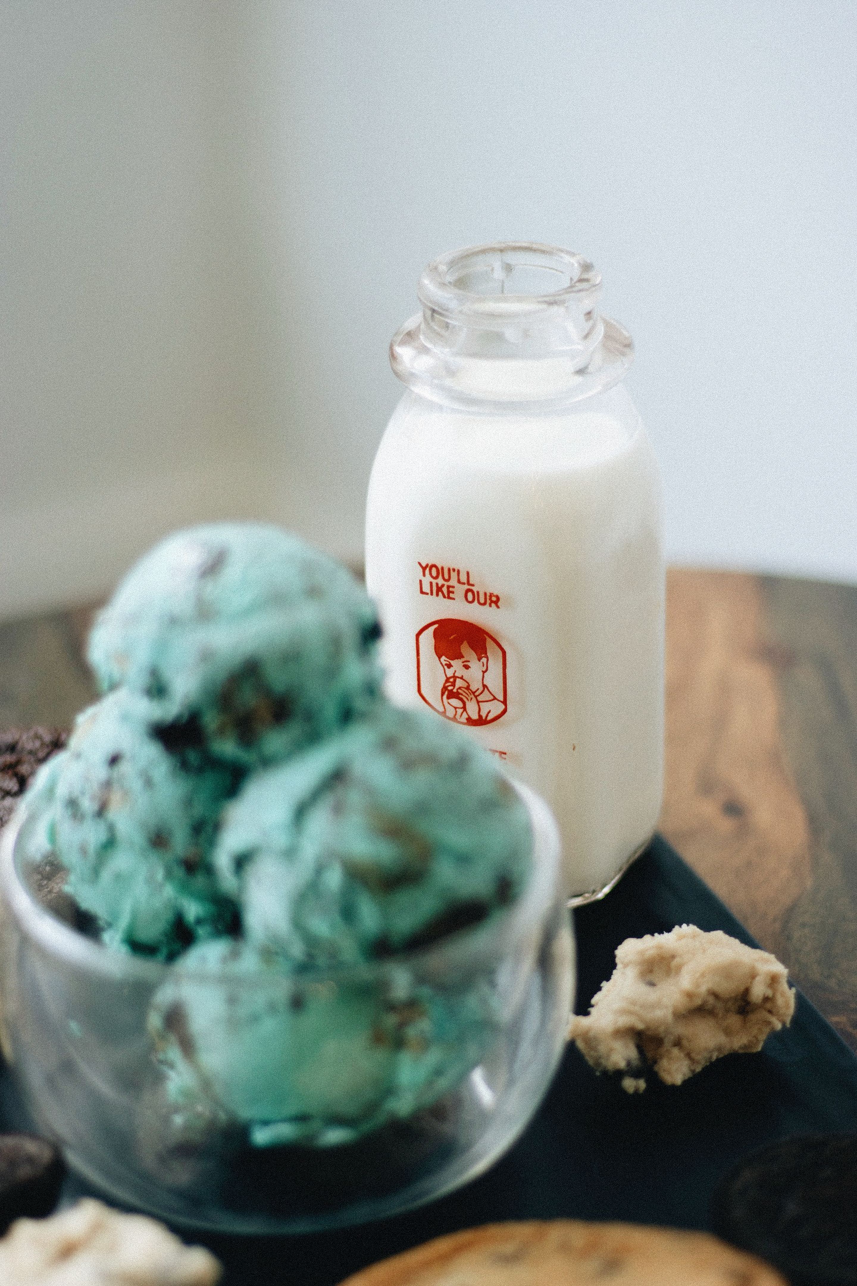 Helado De Crema Y Galletas Artesanales Con Vaso De Leche · Foto de ...