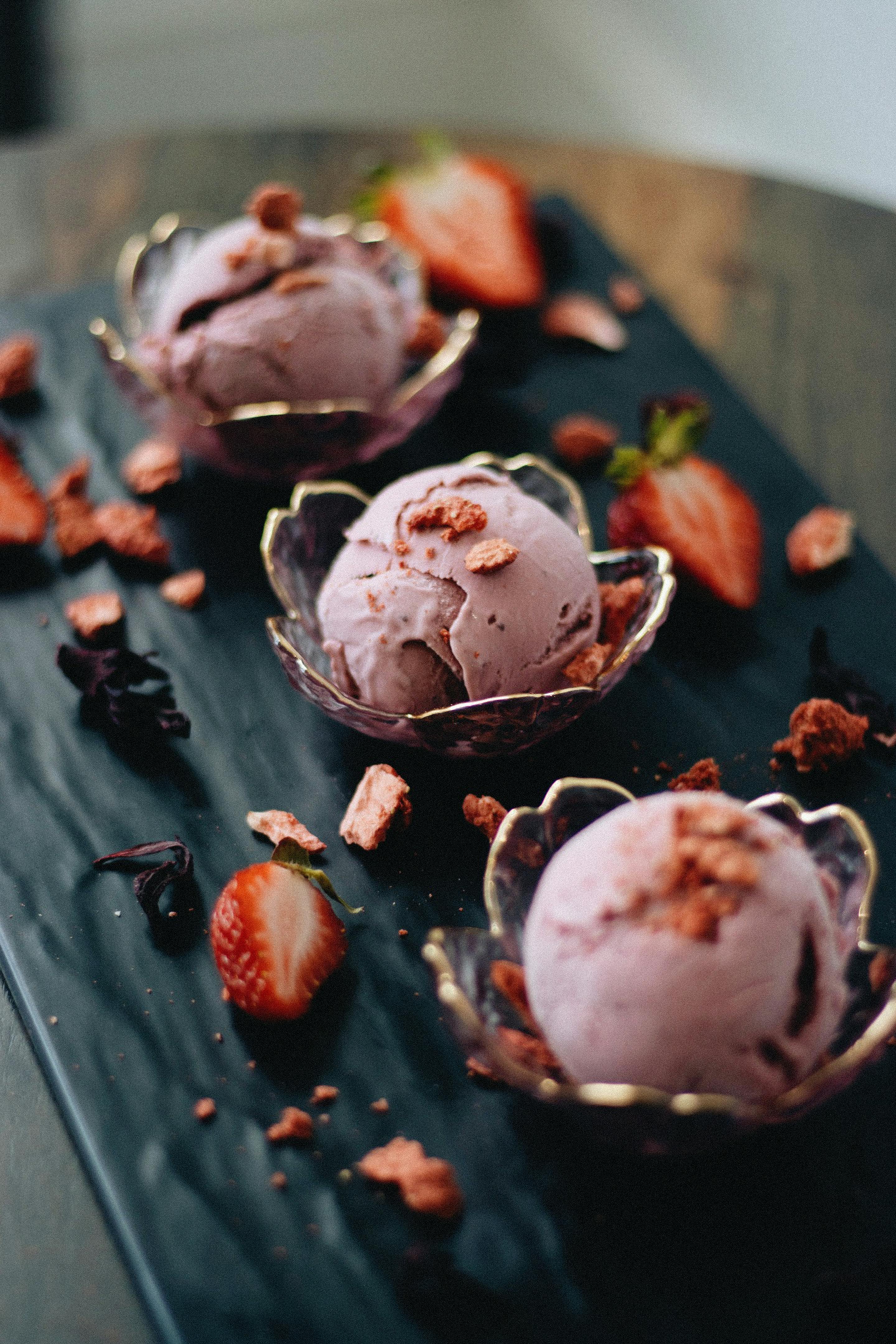 Ambachtelijk Aardbeienijs Op Elegante Wijze Gepresenteerd · Gratis ...