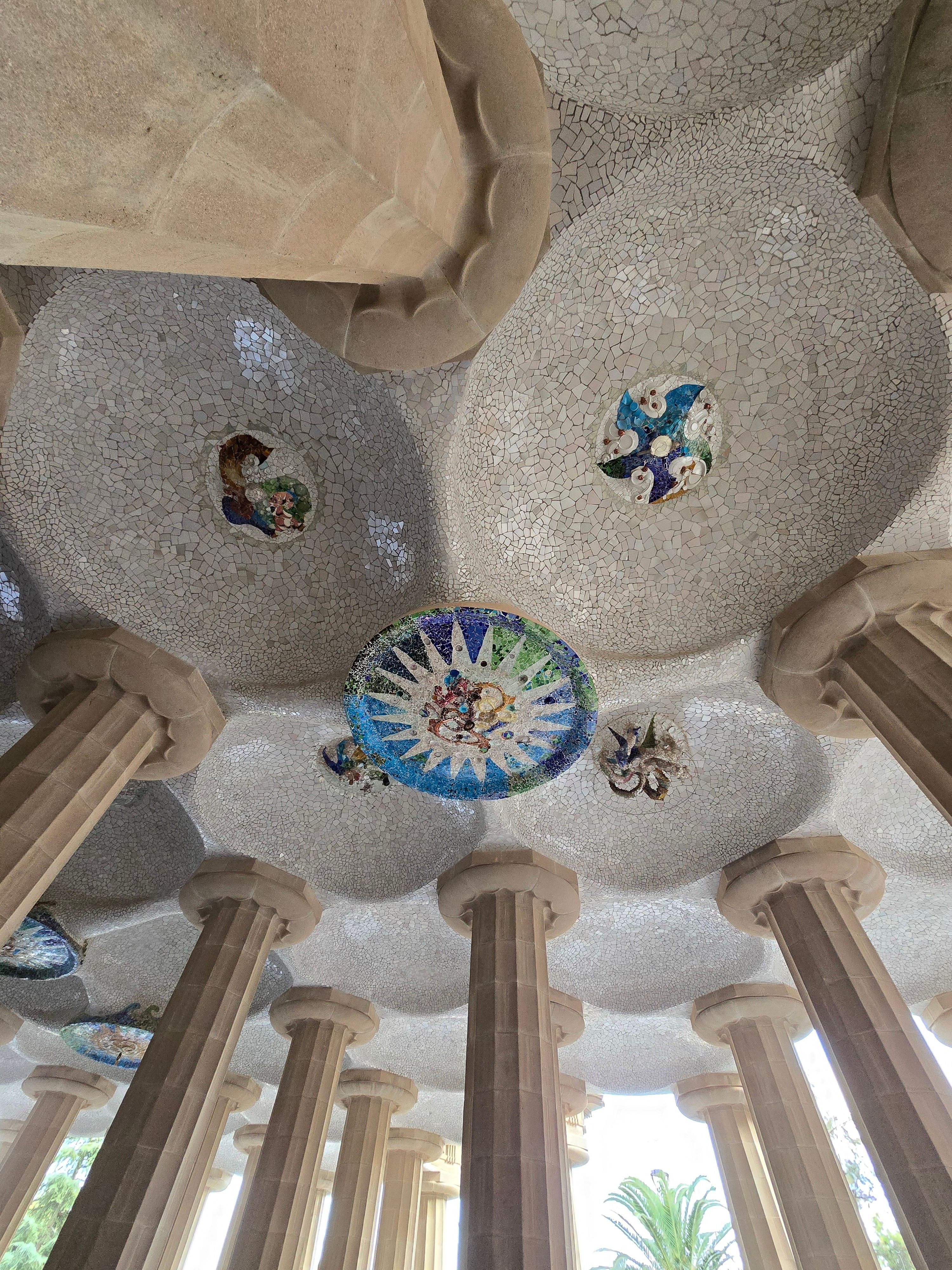 Techo De Mosaicos De Colores En El Parque Güell De Barcelona · Foto de ...