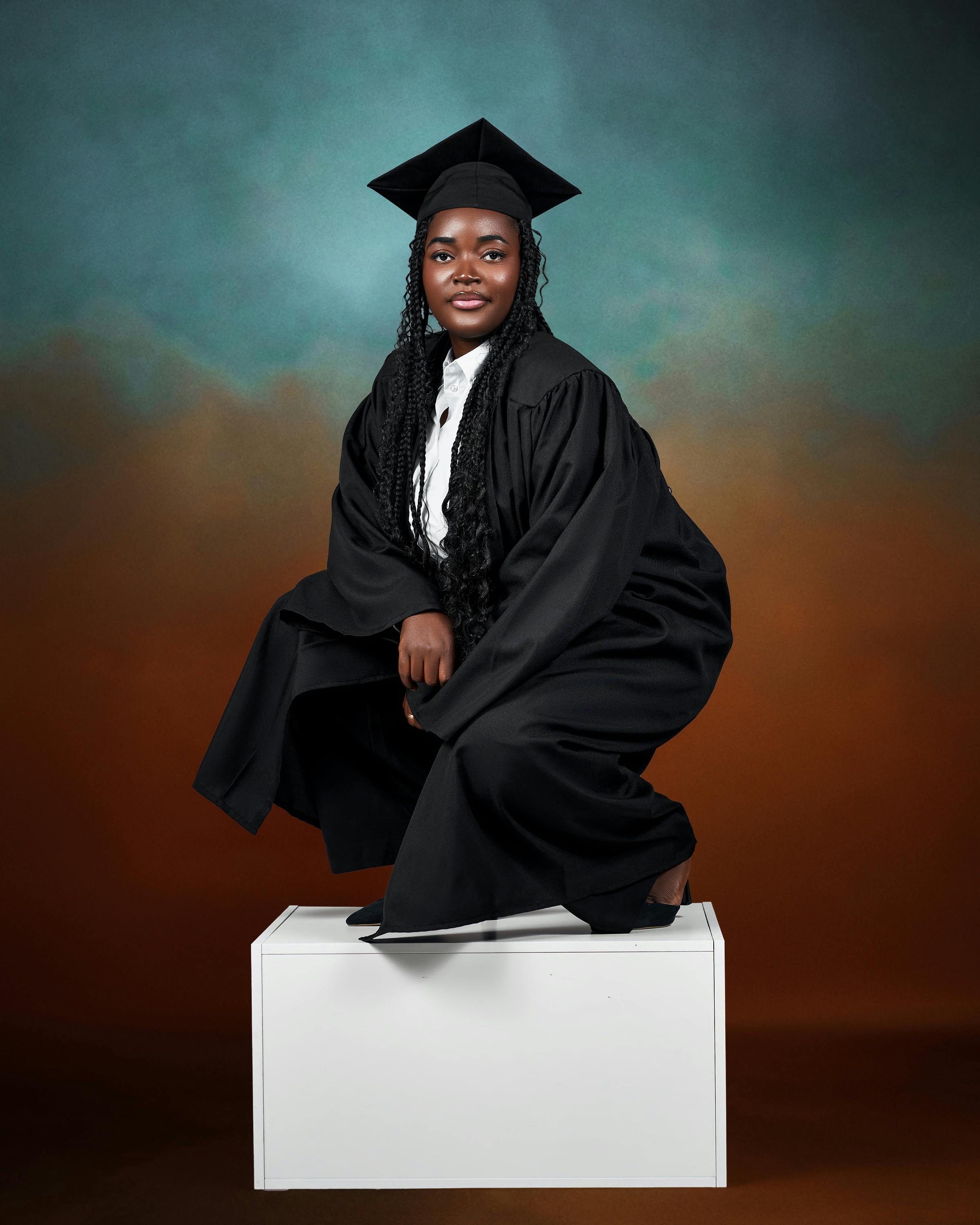 Graduada Con Toga Y Birrete Celebrando Sus Logros · Foto de stock gratuita