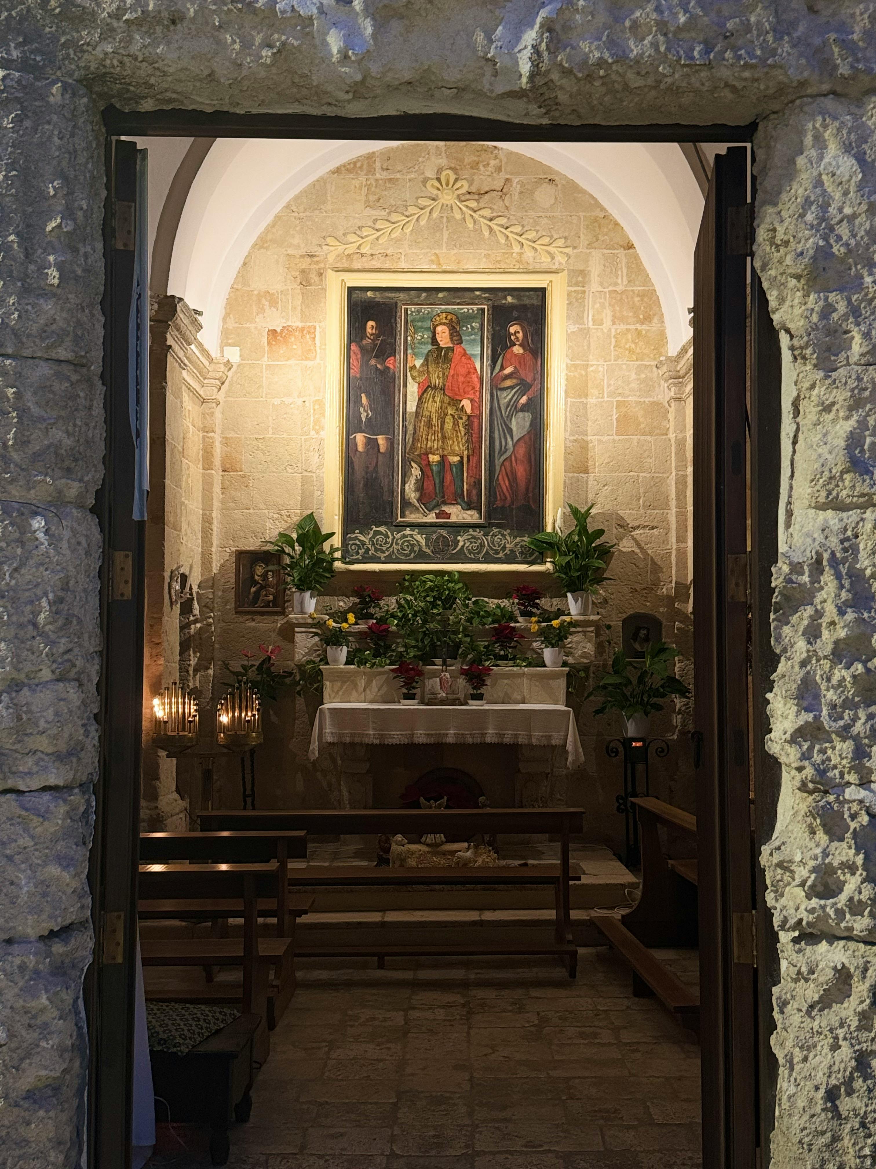 Elegante Interior De Una Histórica Capilla De Piedra · Foto de stock ...