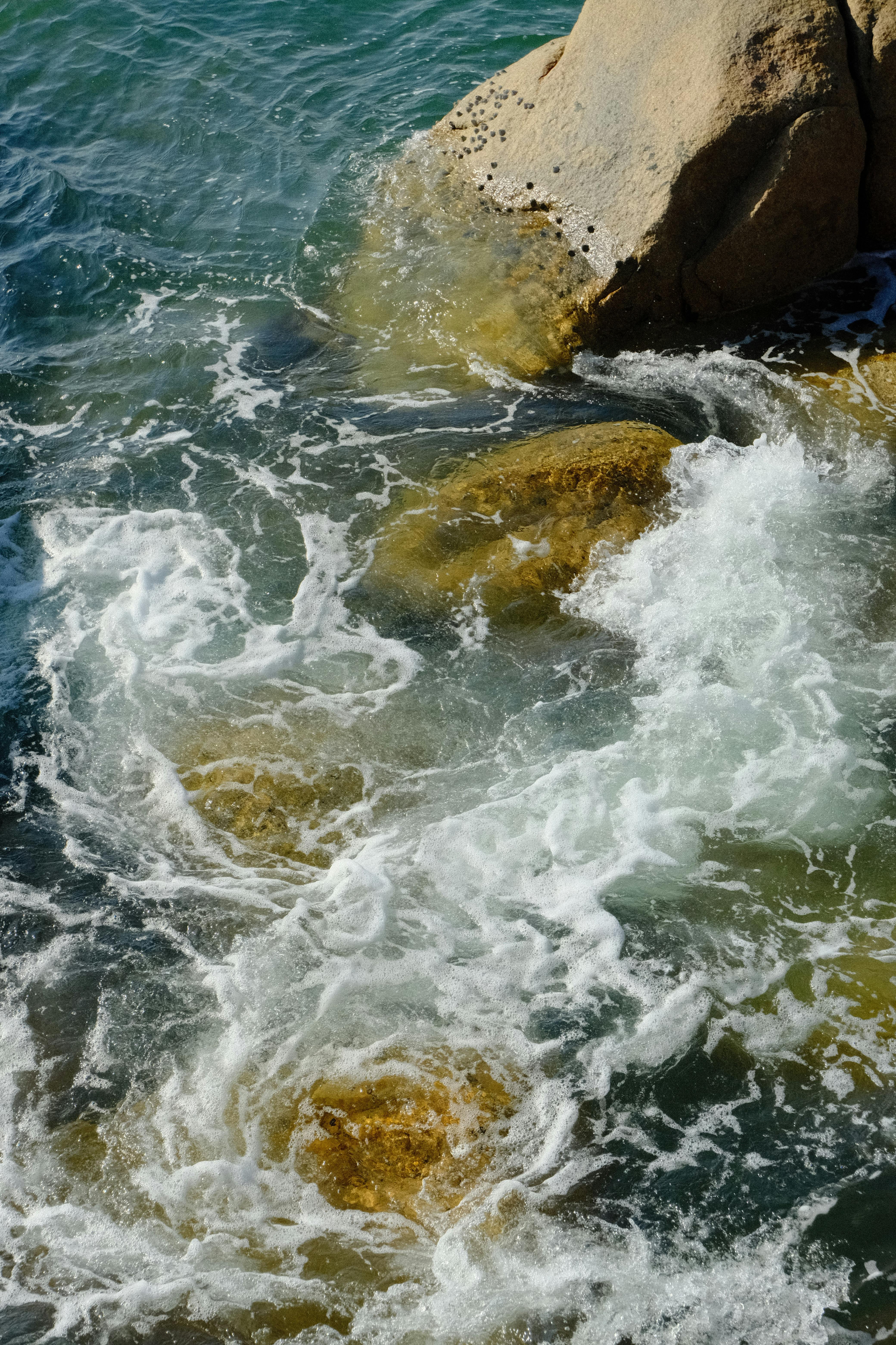 Olas Dinámicas Del Océano Chocando Contra Las Rocas · Foto de stock ...