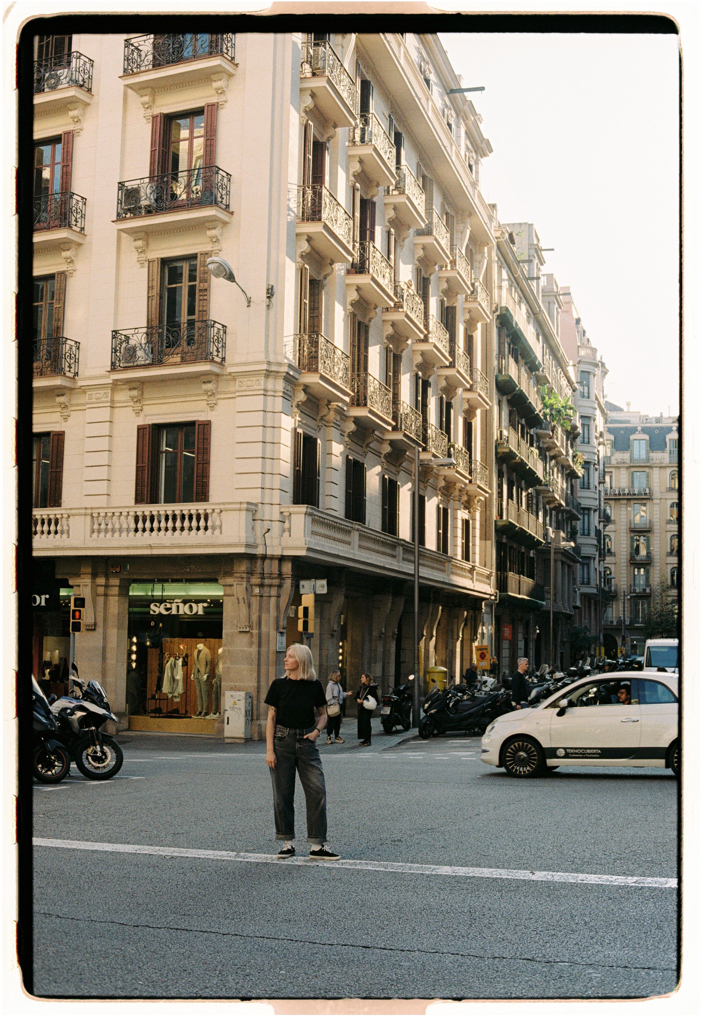 Urban Street View with Classic Architecture · Free Stock Photo