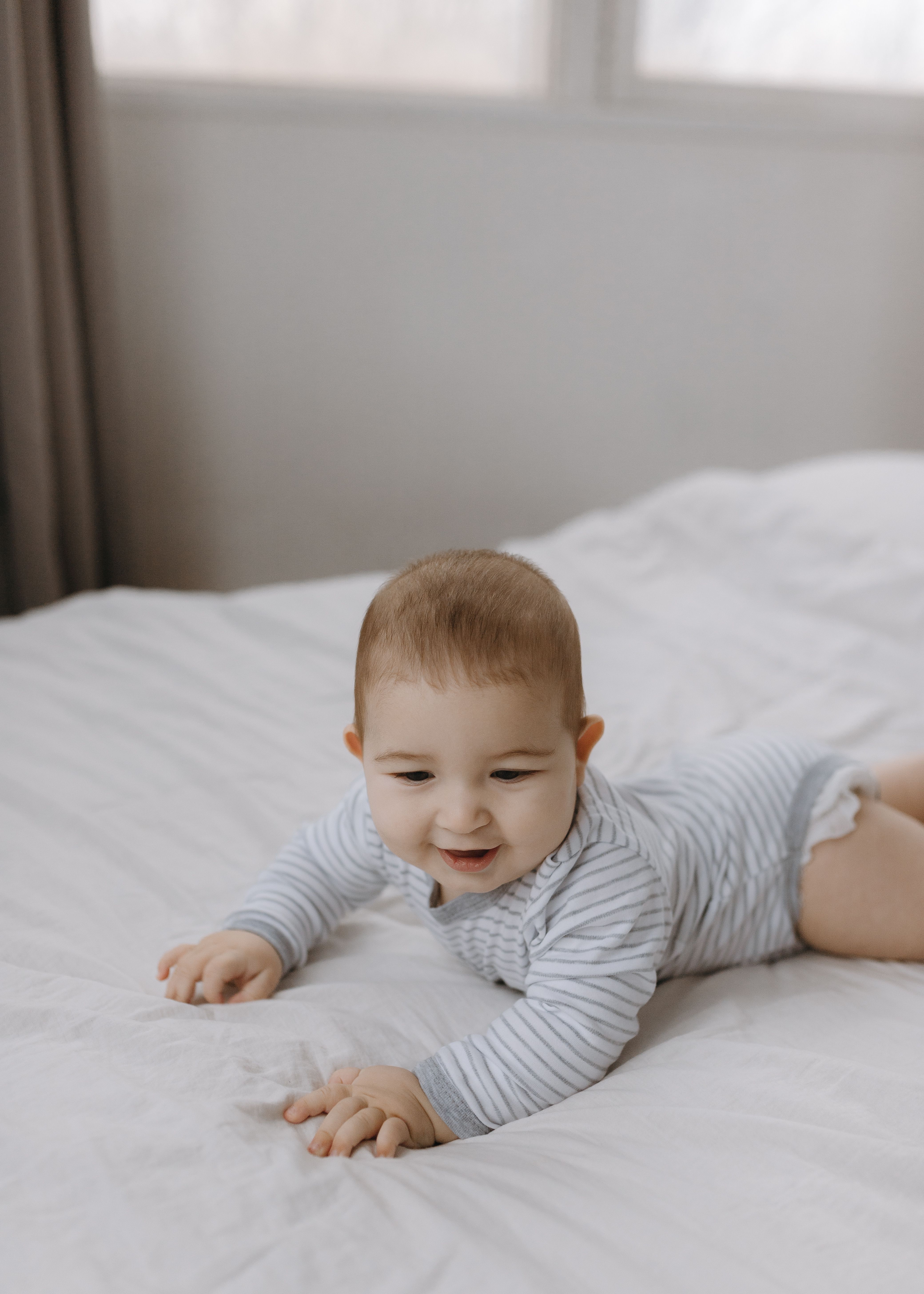 Bebê Adorável Engatinhando Na Cama Em Um Quarto Aconchegante · Foto ...