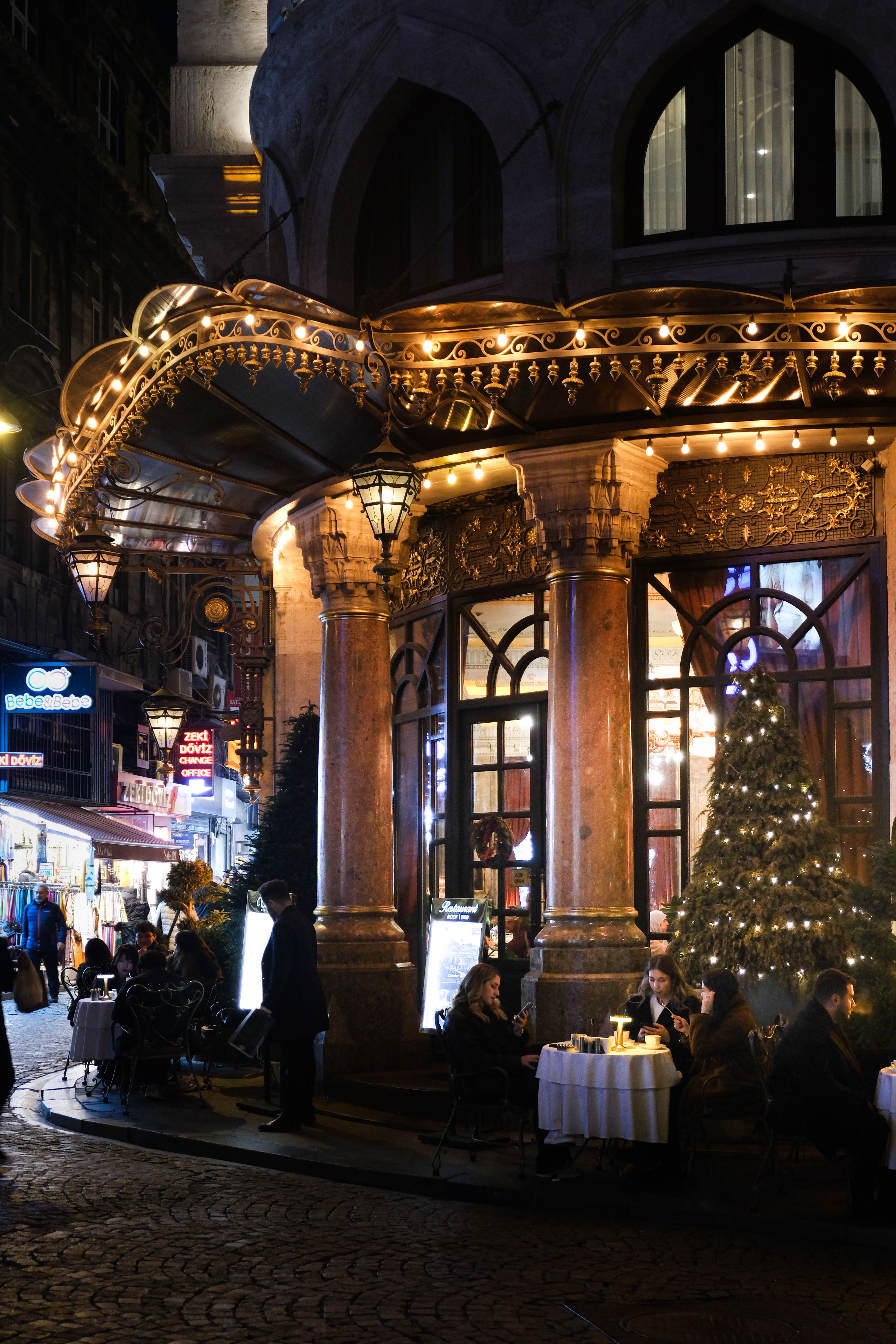 Cozy Evening Dining at Lit Outdoor Cafe · Free Stock Photo