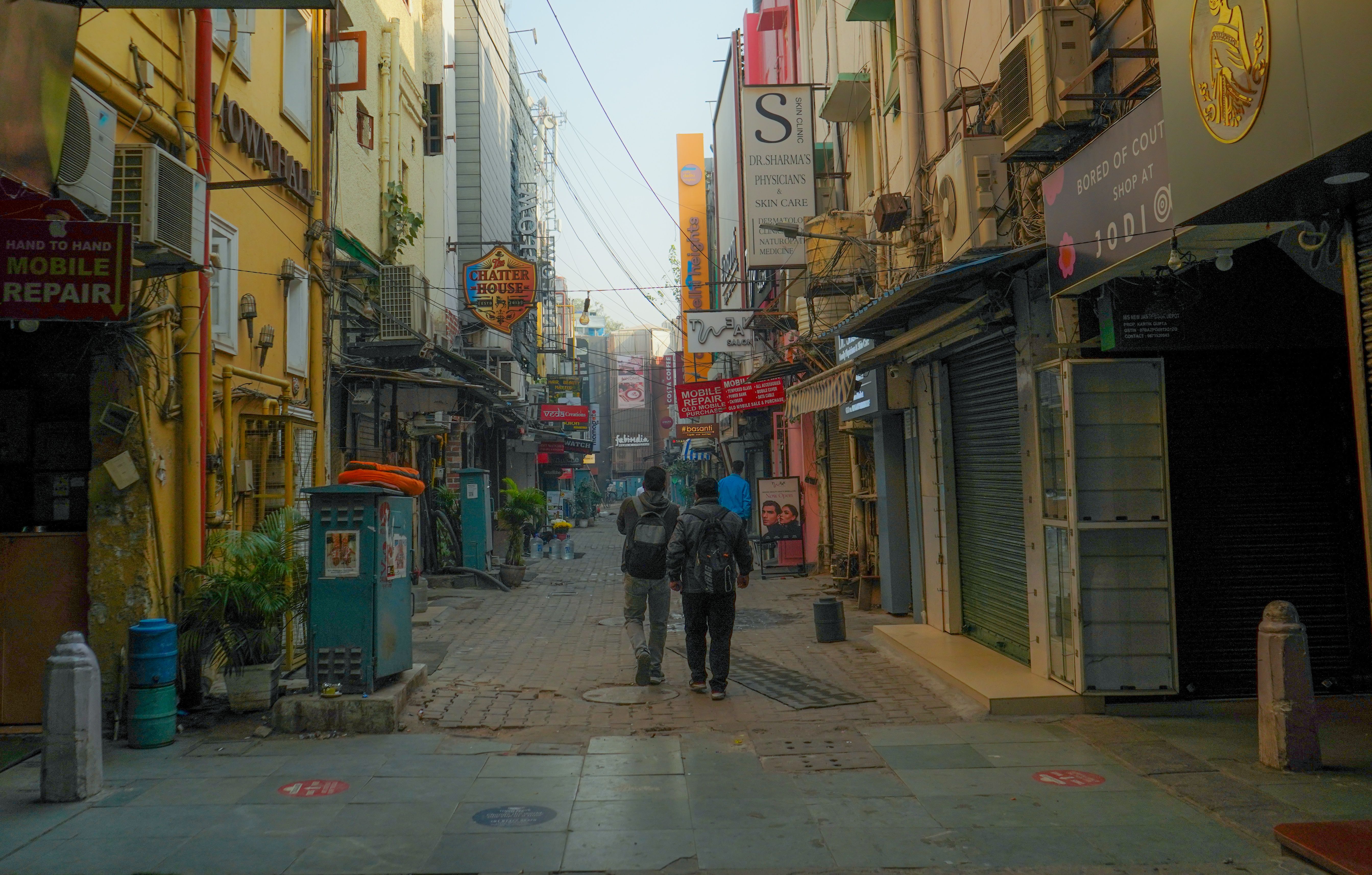 Escena Urbana De La Calle Con Gente Caminando · Foto de stock gratuita