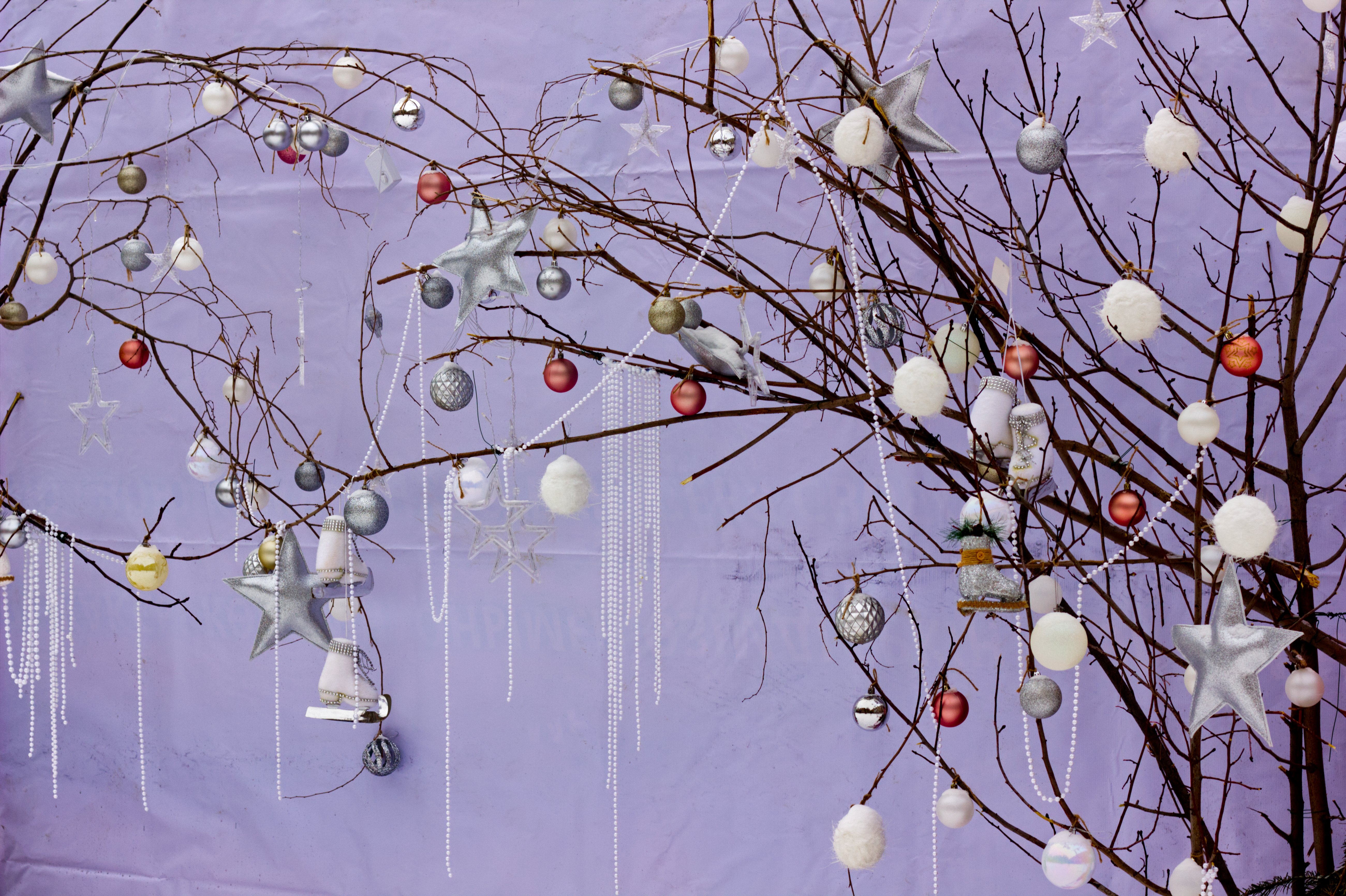 Ramas De árbol De Navidad Festivas Con Adornos · Foto de stock gratuita
