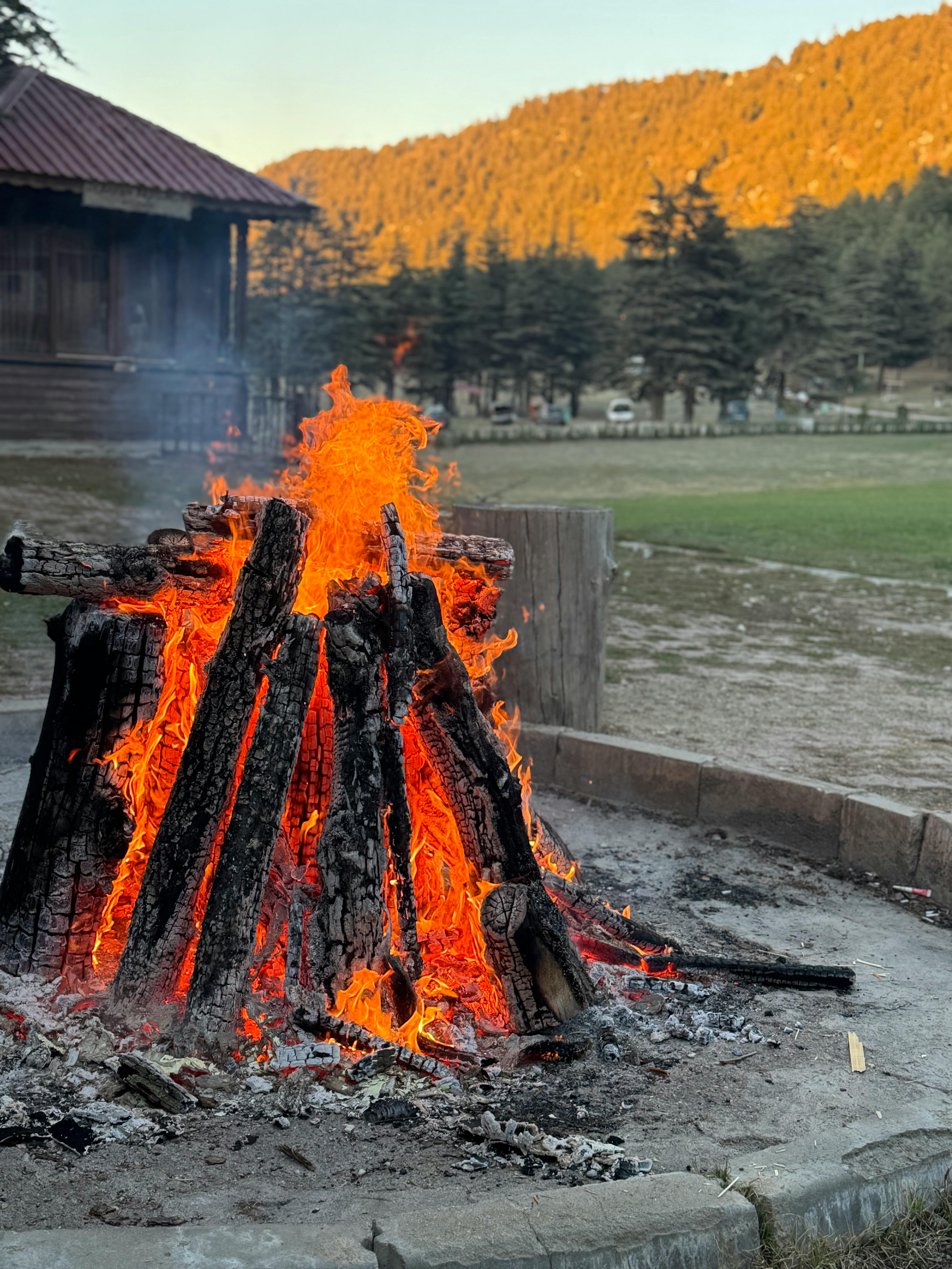 Rustic Campfire with Scenic Mountain Backdrop · Free Stock Photo