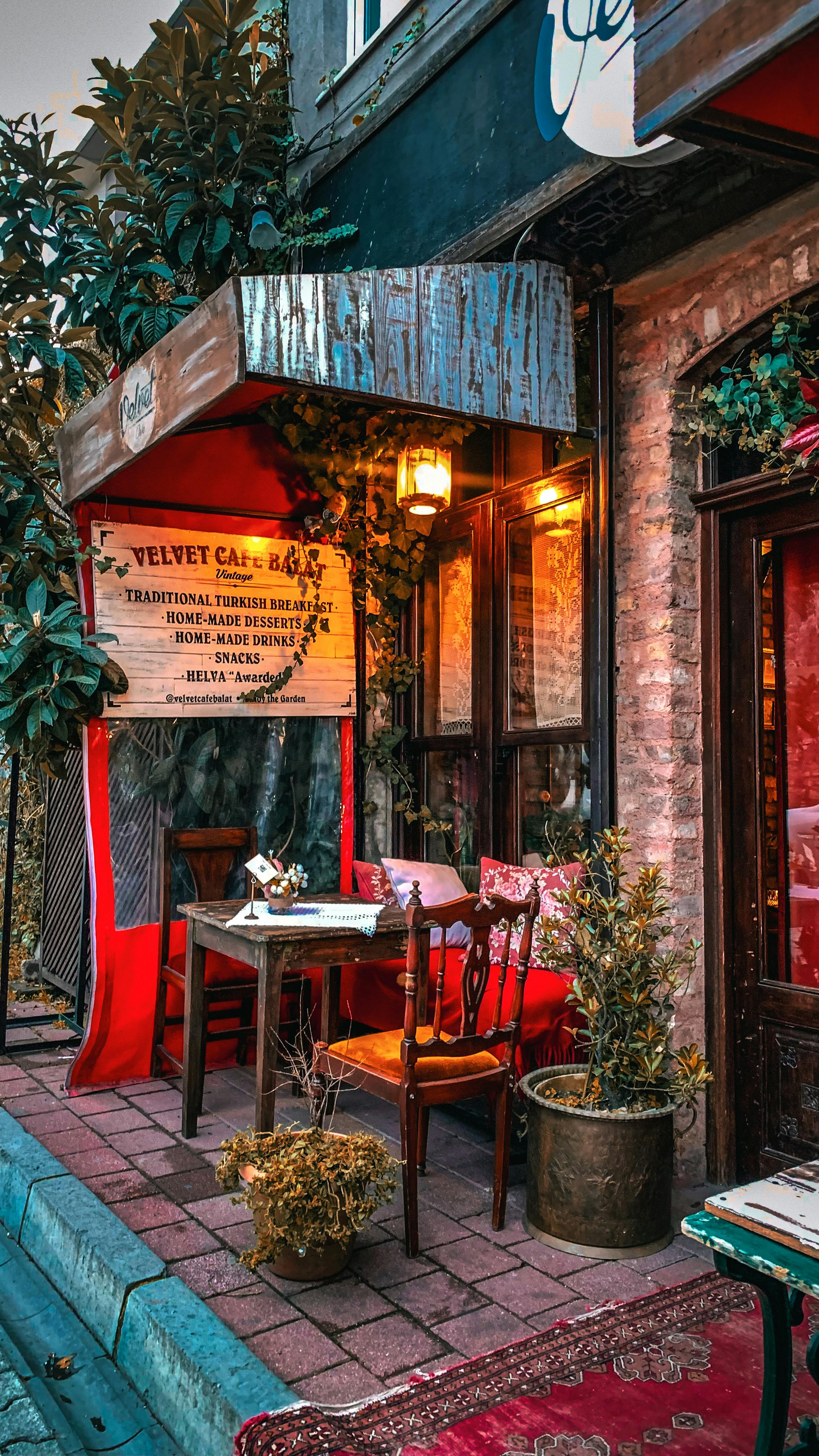 Charming Istanbul Cafe with Outdoor Seating · Free Stock Photo