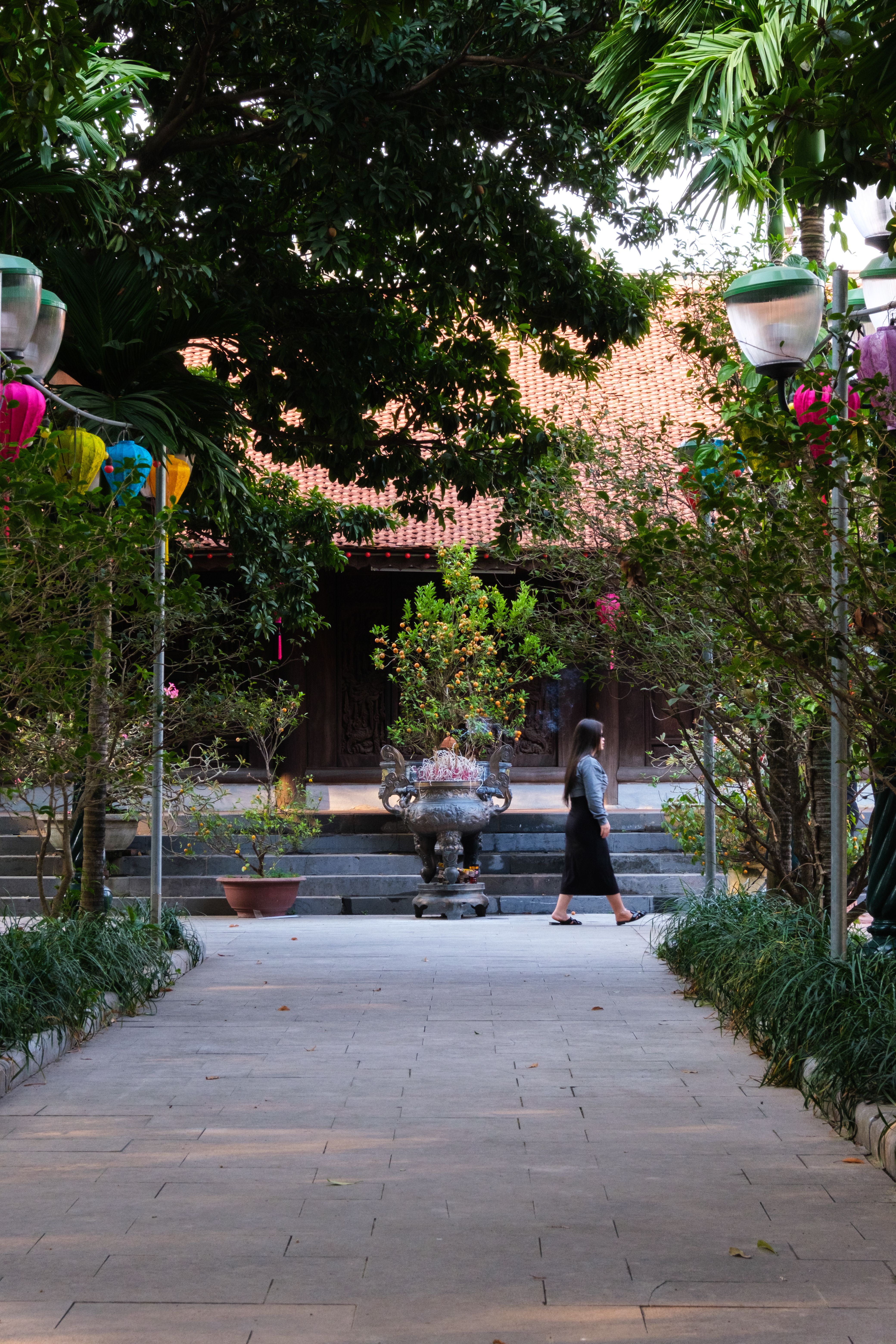 Tranquil Pathway in Traditional Vietnamese Garden · Free Stock Photo