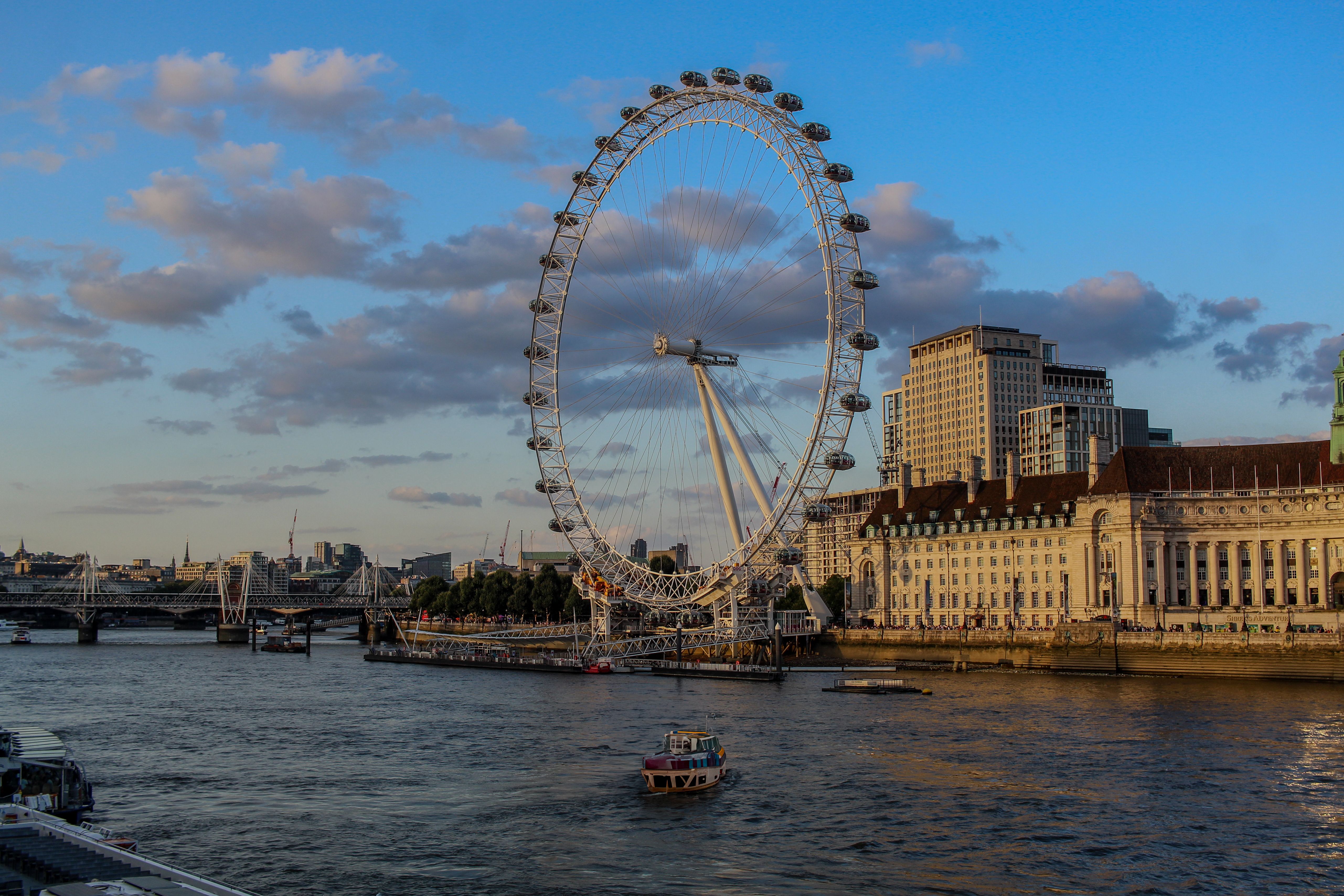 Iconic London Eye Overlooking the Thames at Dusk · Free Stock Photo