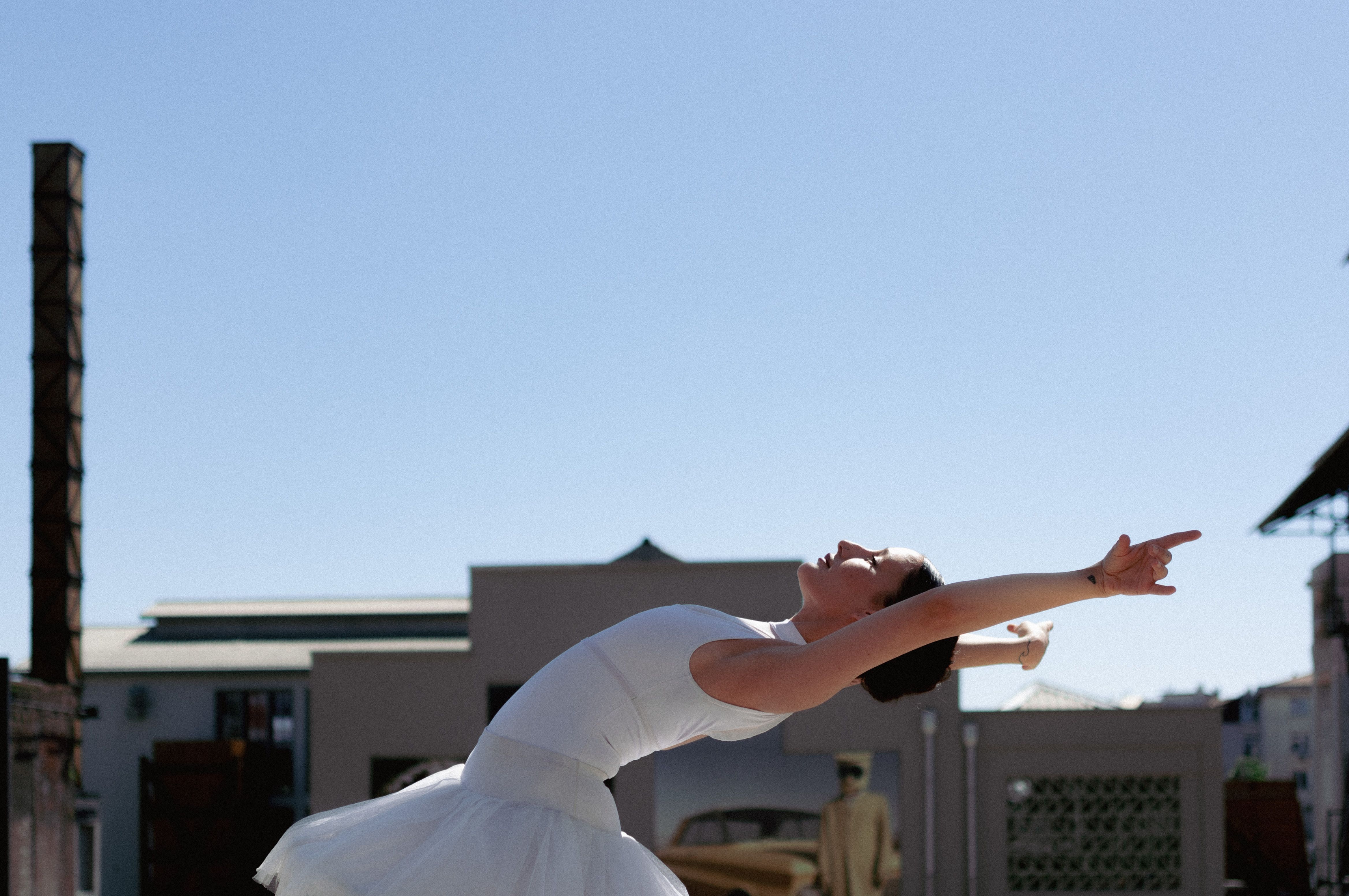 Graceful Ballet Pose Outdoors in Daylight · Free Stock Photo
