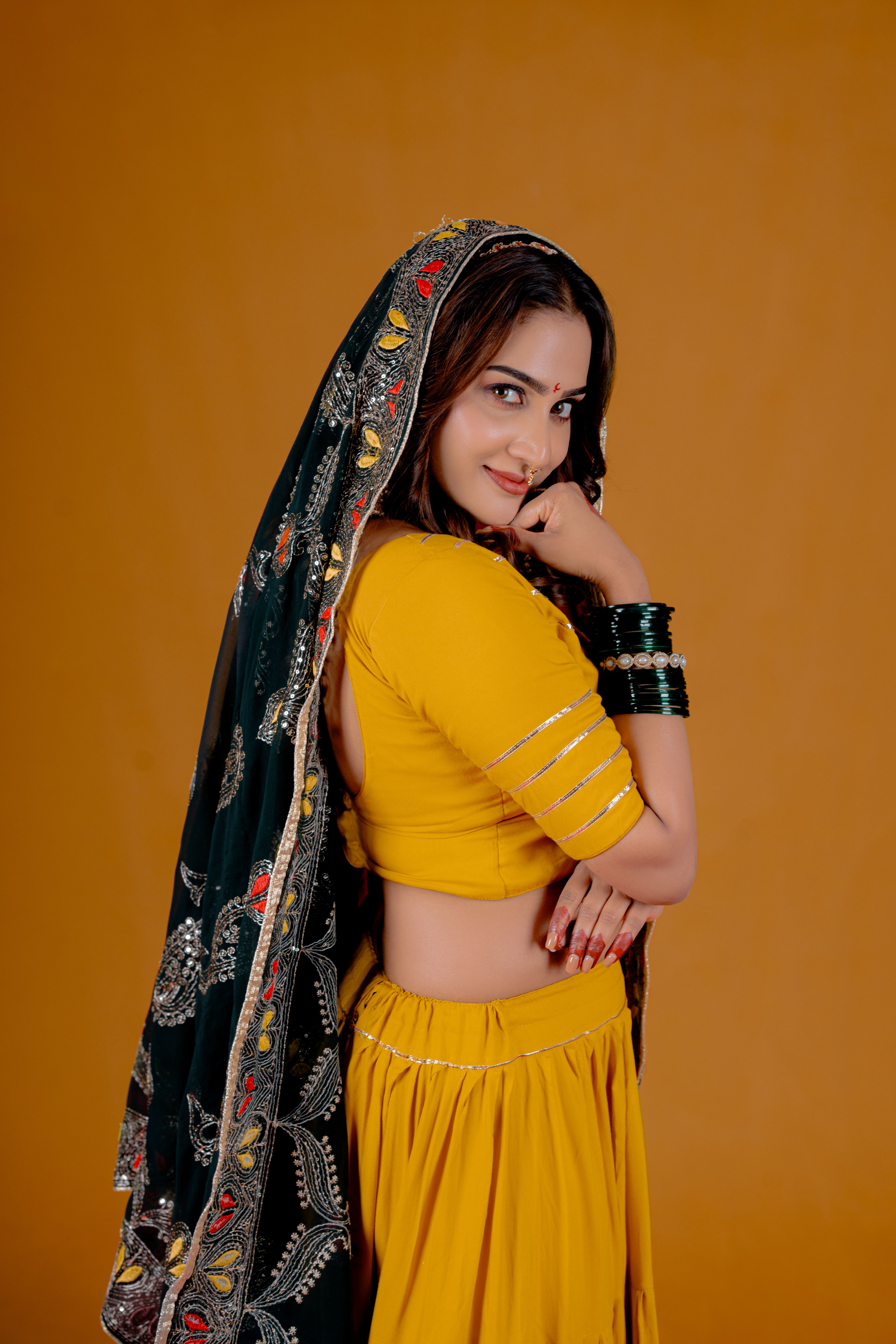 Mulher Indiana Tradicional Em Traje Vibrante · Foto profissional gratuita