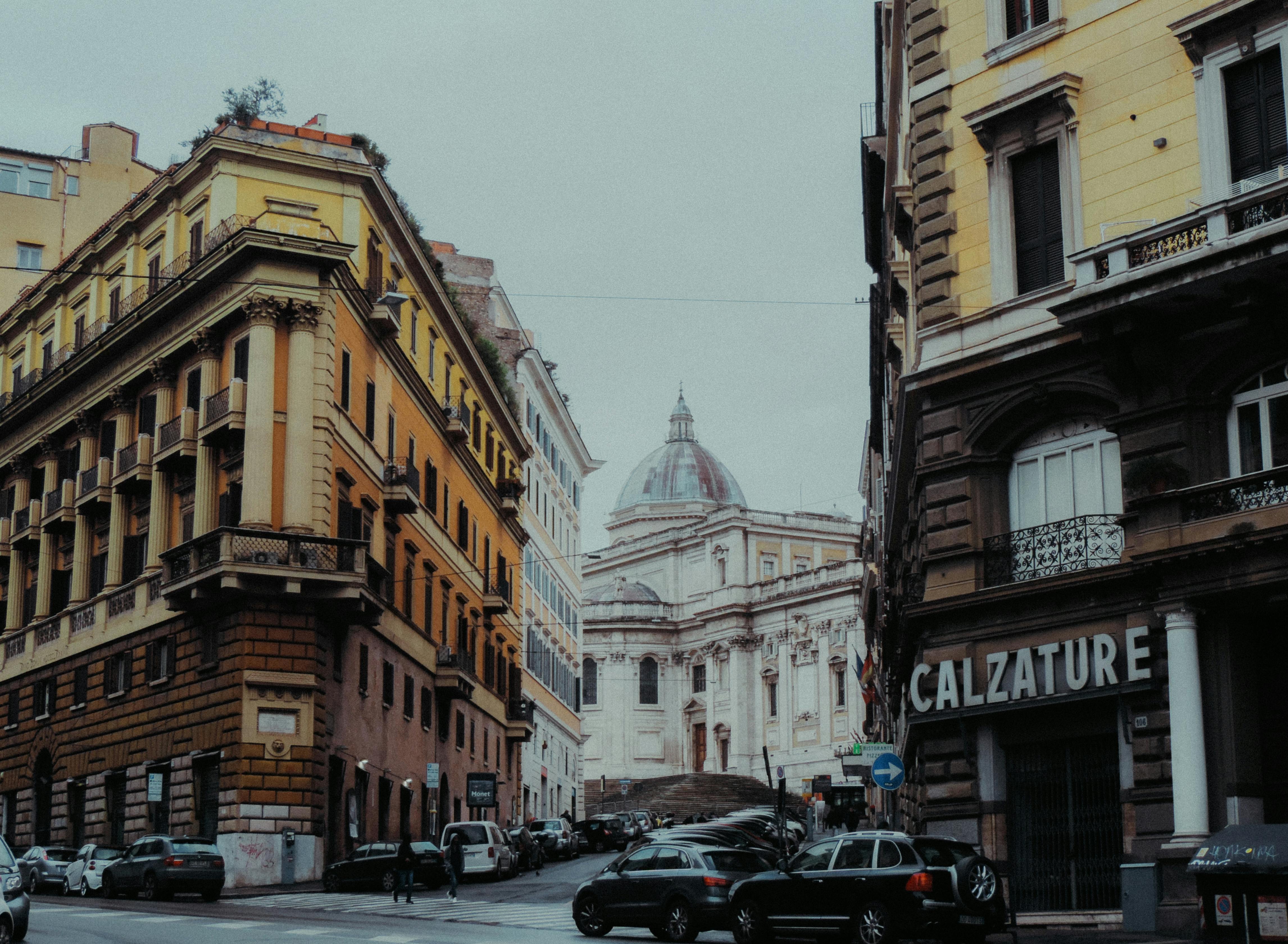 Classic Roman Architecture in Central Rome · Free Stock Photo
