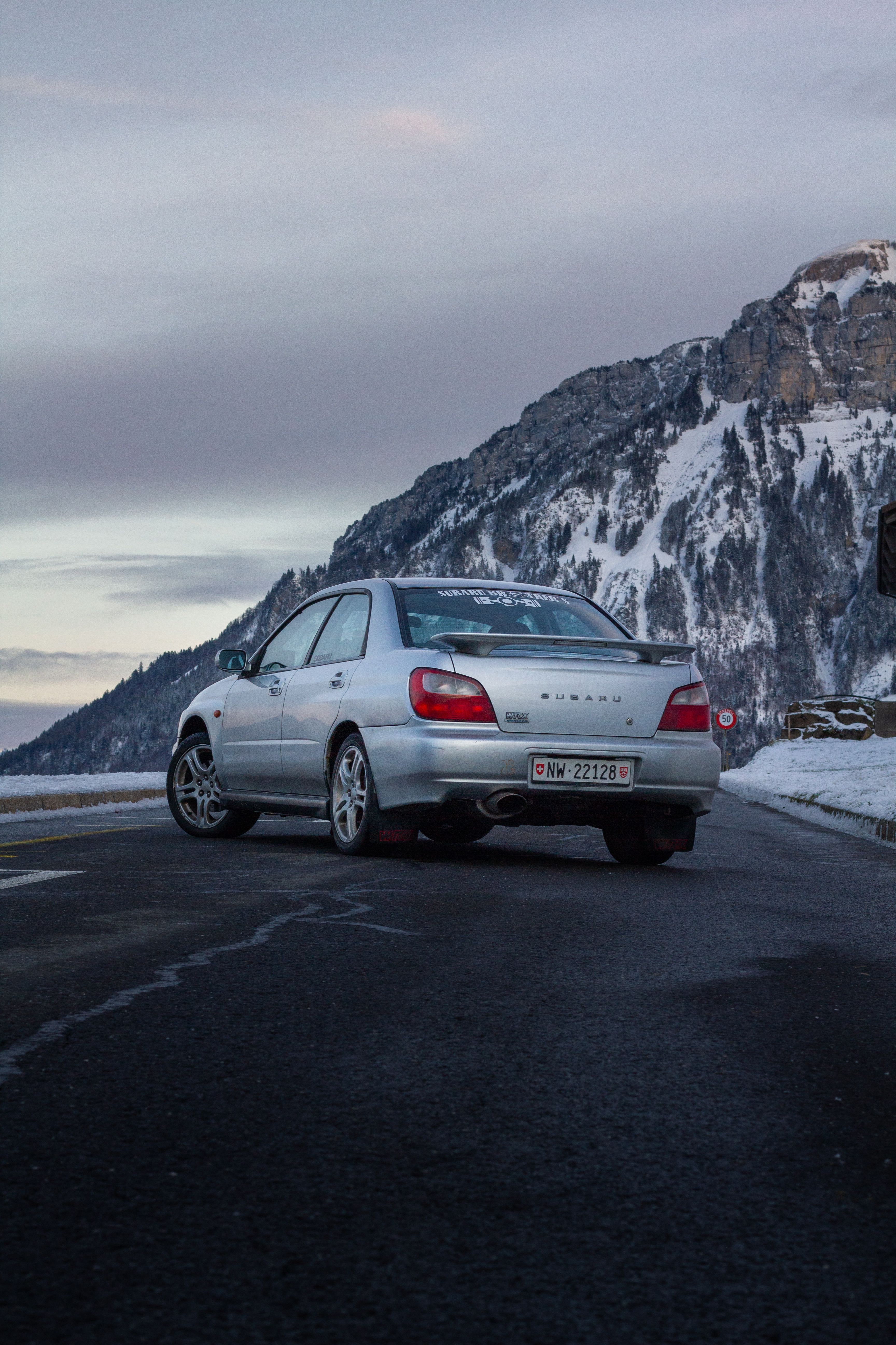 Coche Plateado En Carretera De Montaña En Paisaje Invernal · Foto de ...