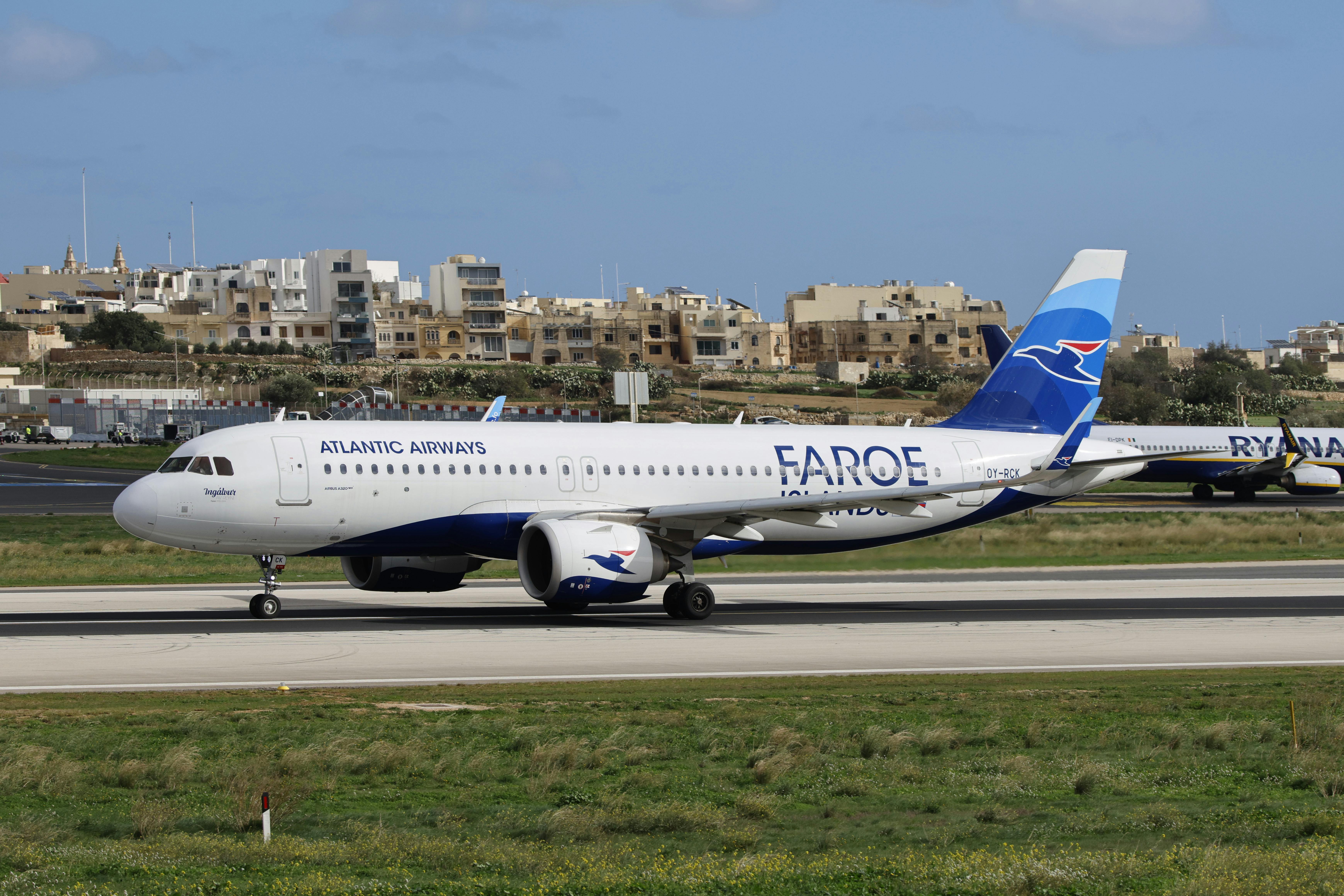 Un Airbus A320 D'atlantic Airways Sur La Piste De L'aéroport · Photo ...