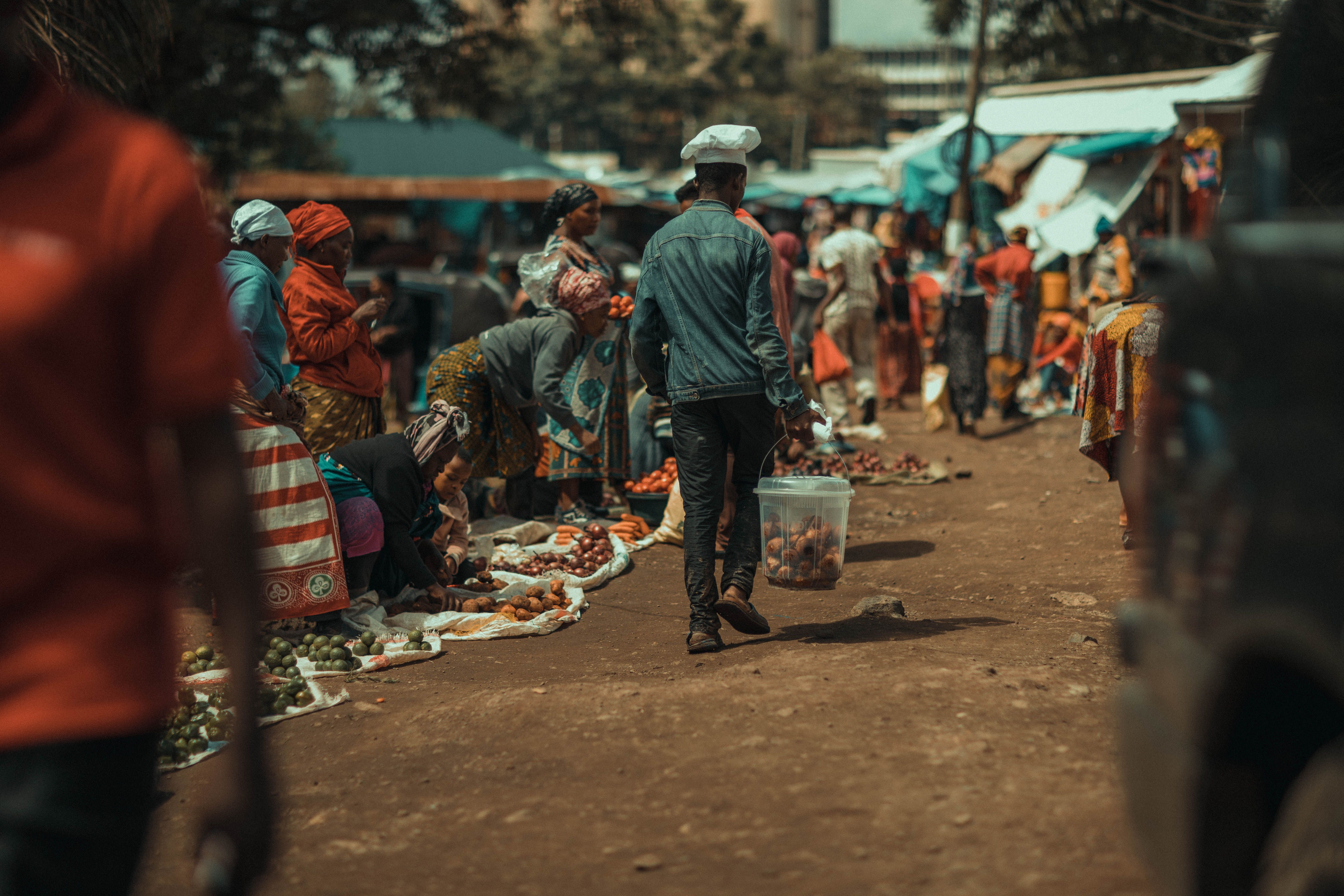 Vibrant Market Scene with Local Vendors · Free Stock Photo