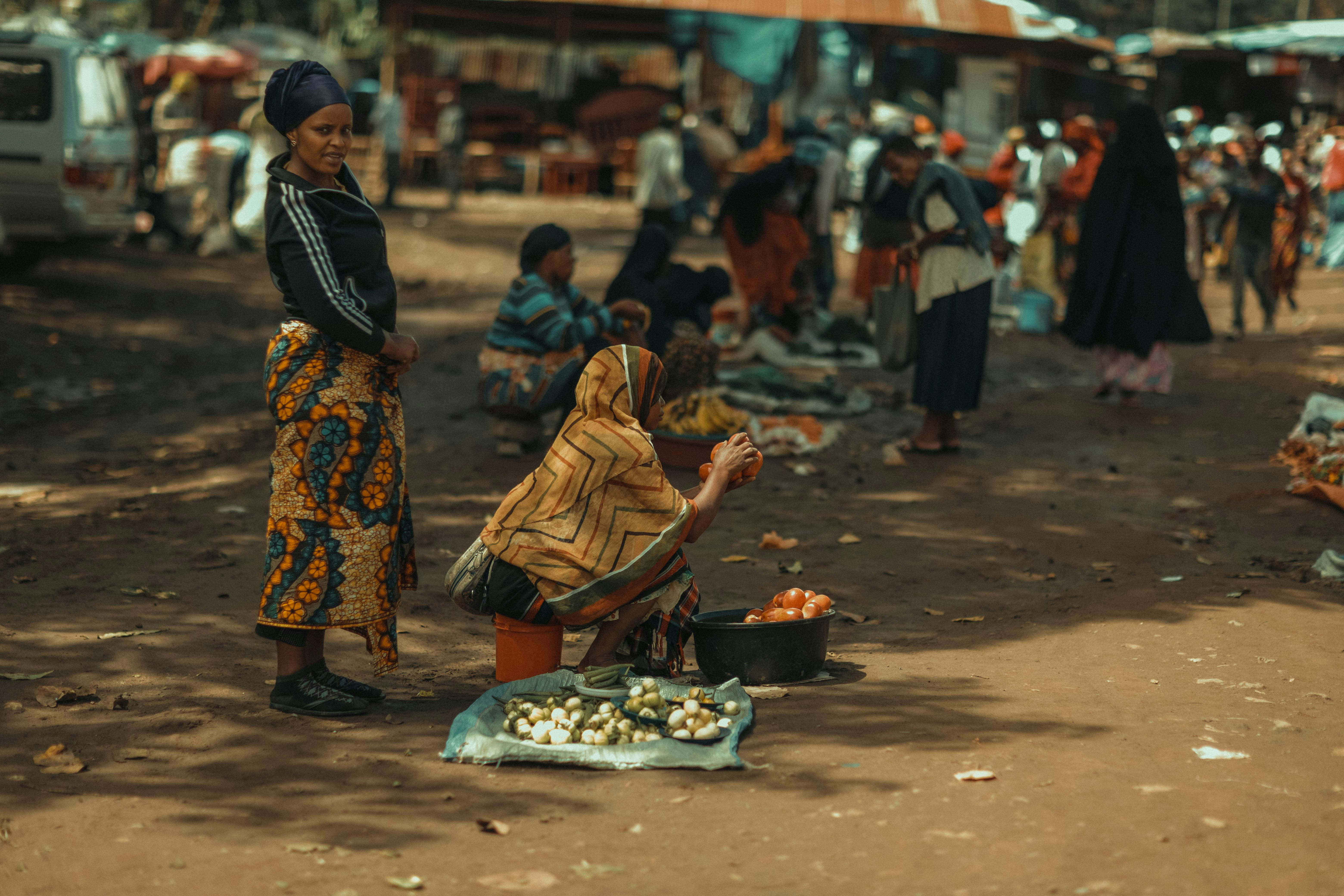 Vibrant Local Market Scene with Vendors · Free Stock Photo