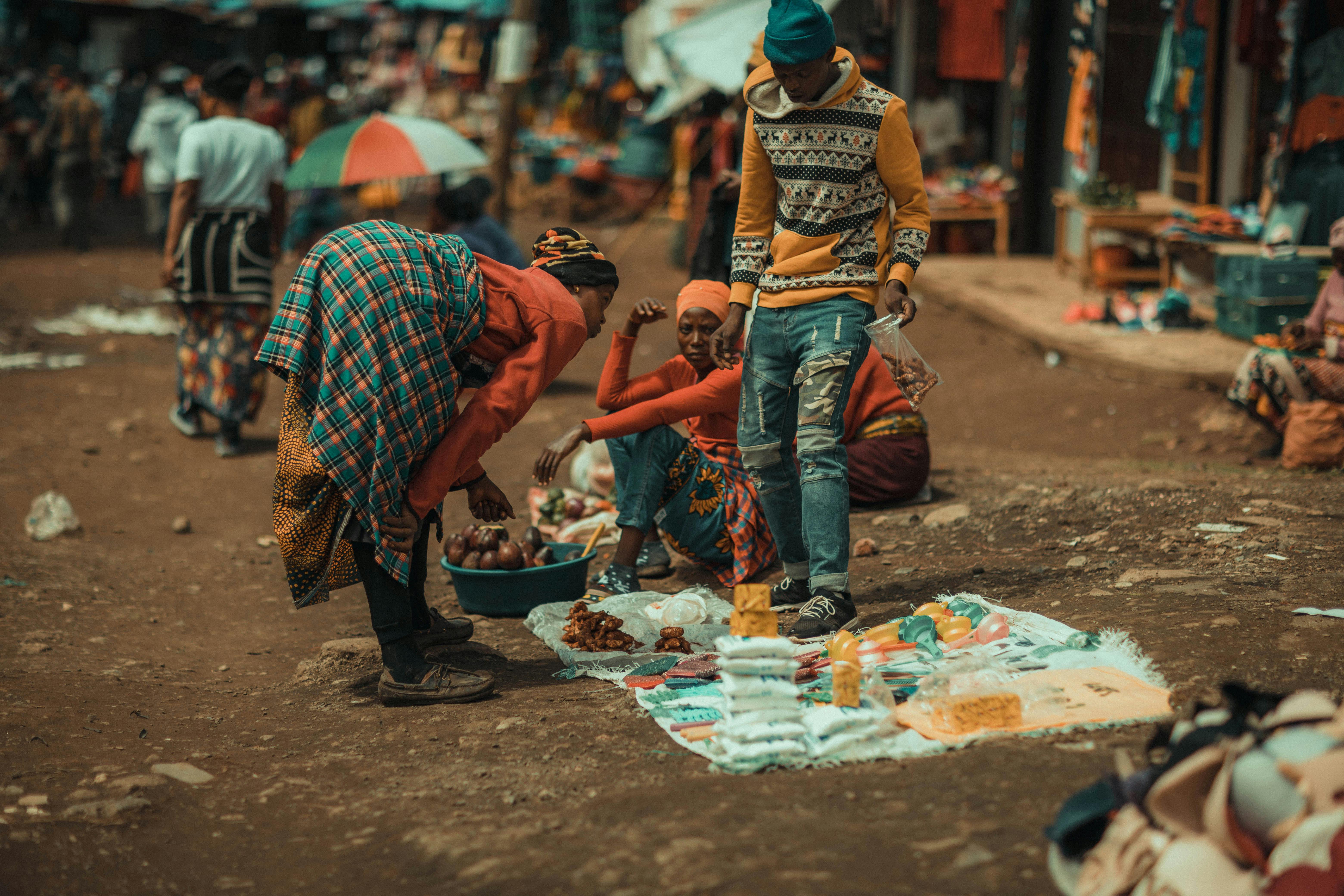 Vibrant African Market Scene with Vendors · Free Stock Photo