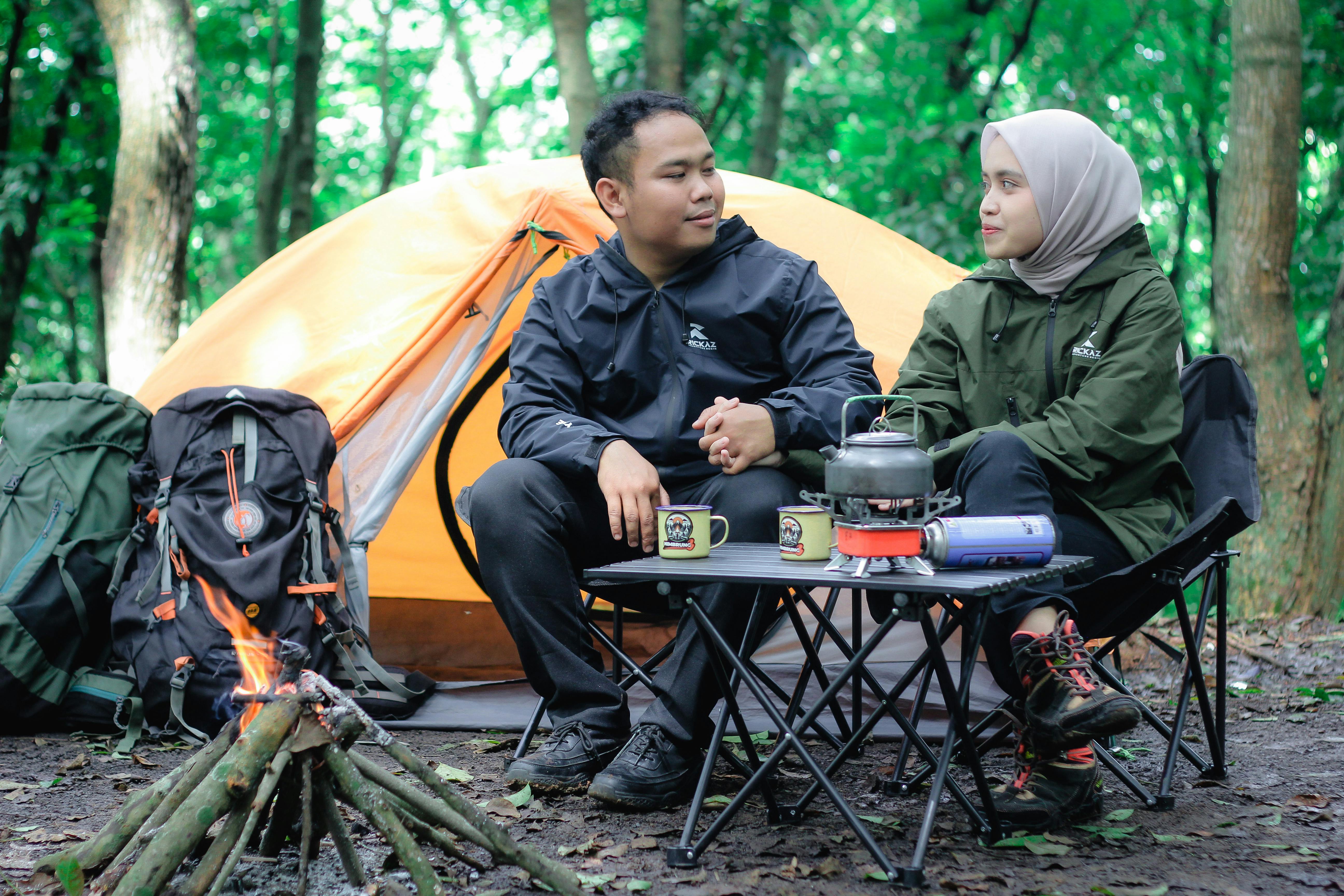Pasangan Menikmati Berkemah Di Hutan Yang Rimbun · Foto Stok Gratis