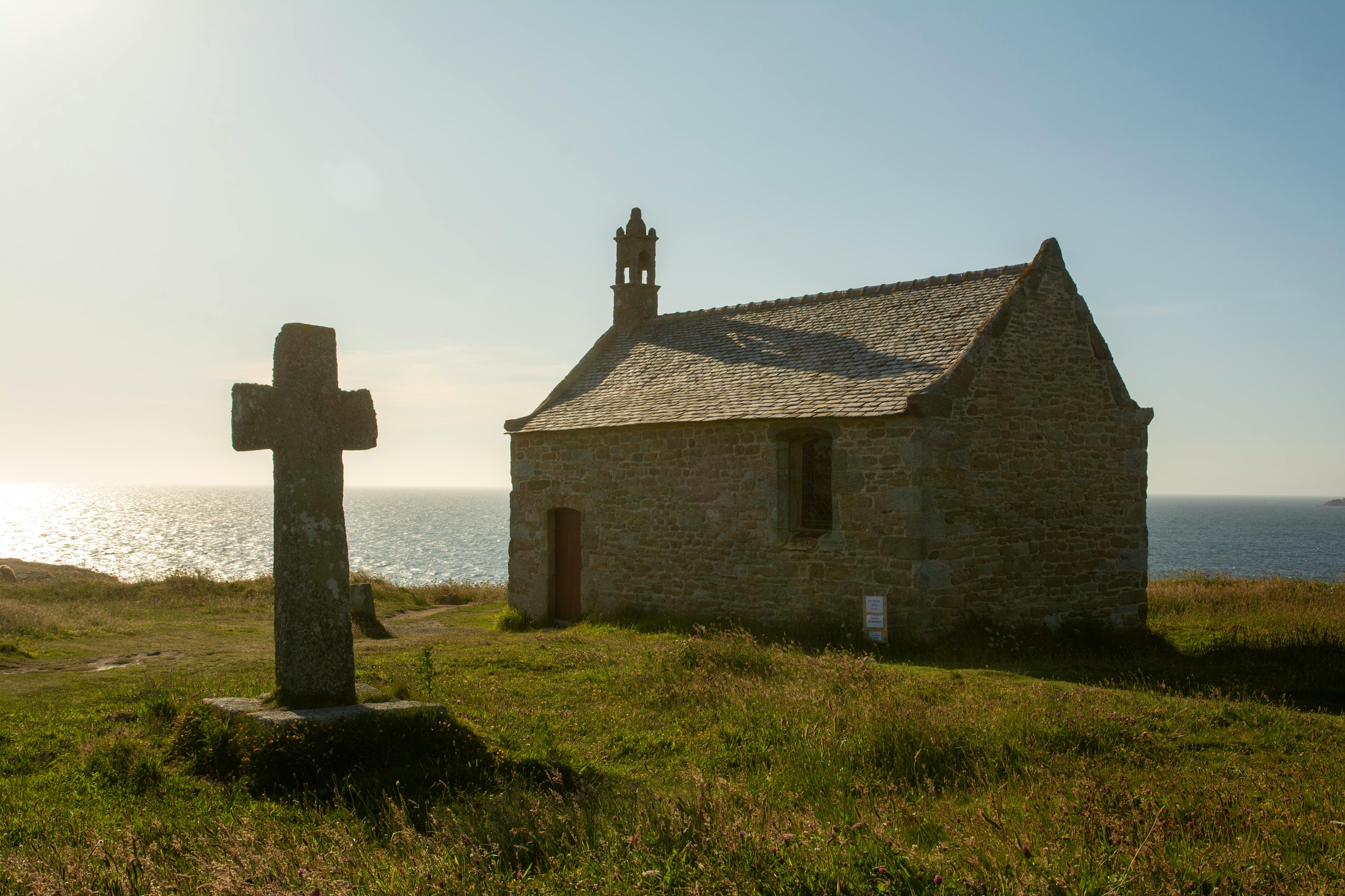 Capilla De Piedra Histórica Con Vistas A La Costa Bretona · Foto de ...