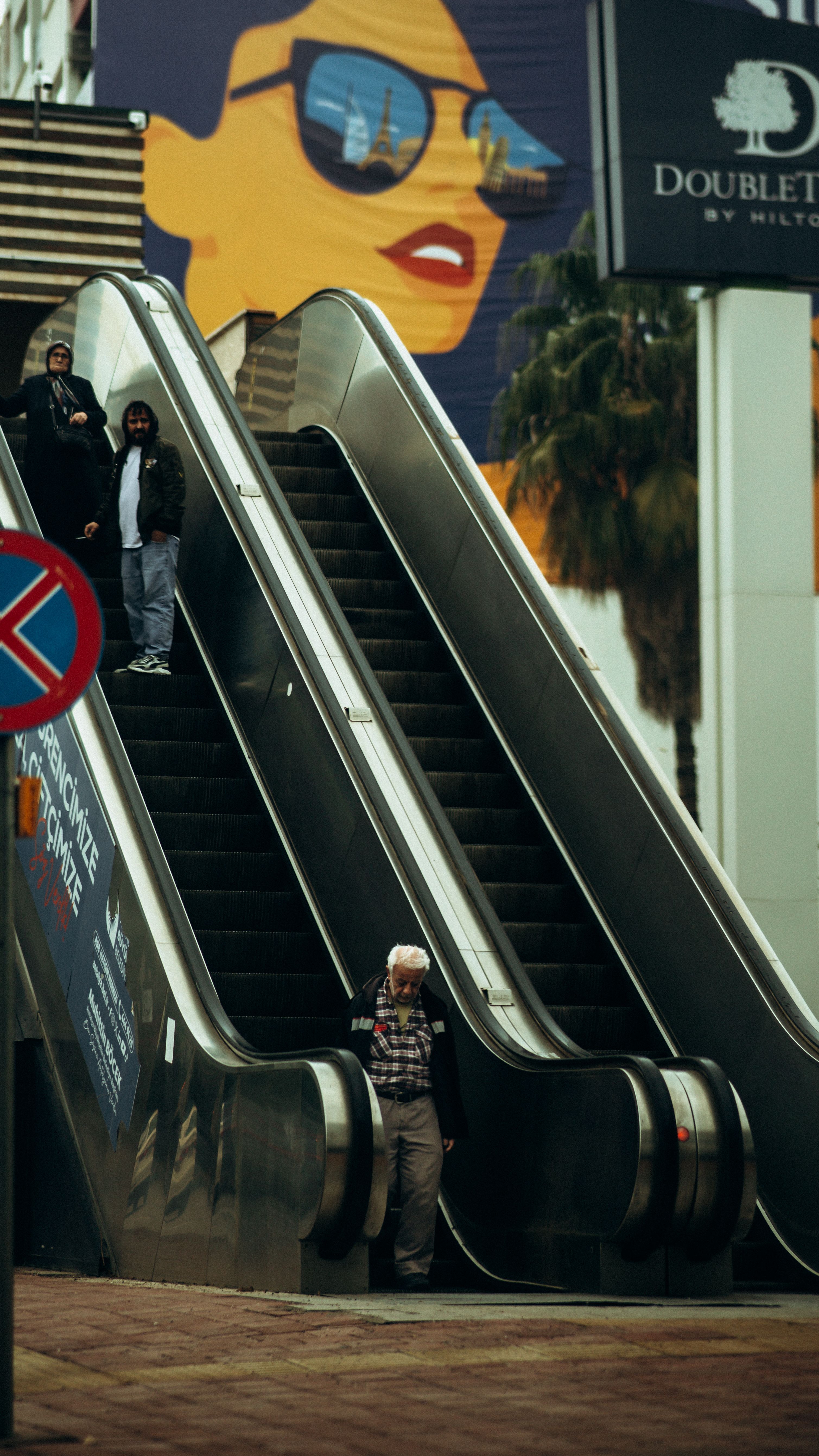 Escalator Advertising Australia Photos, Download The BEST Free ...