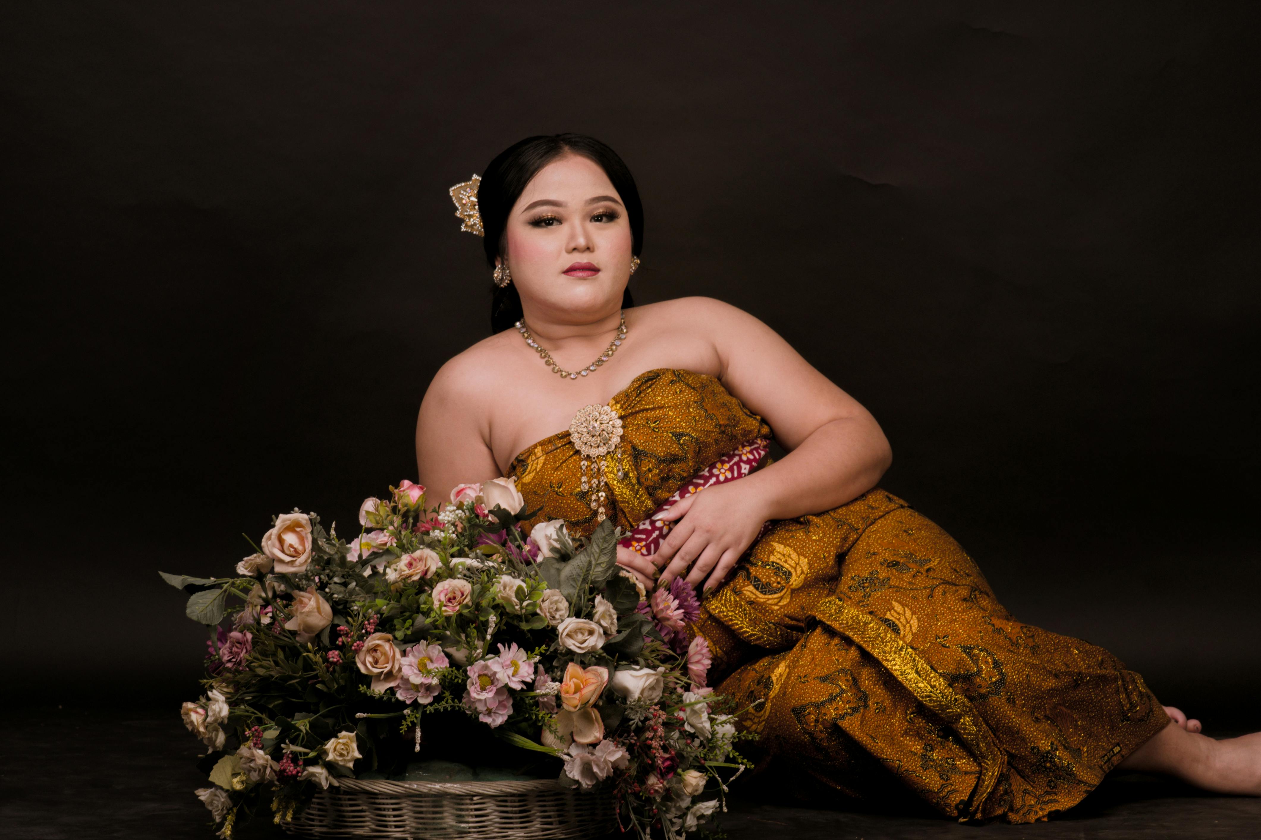 Javanese Woman in Traditional Dress with Floral Arrangement · Free ...