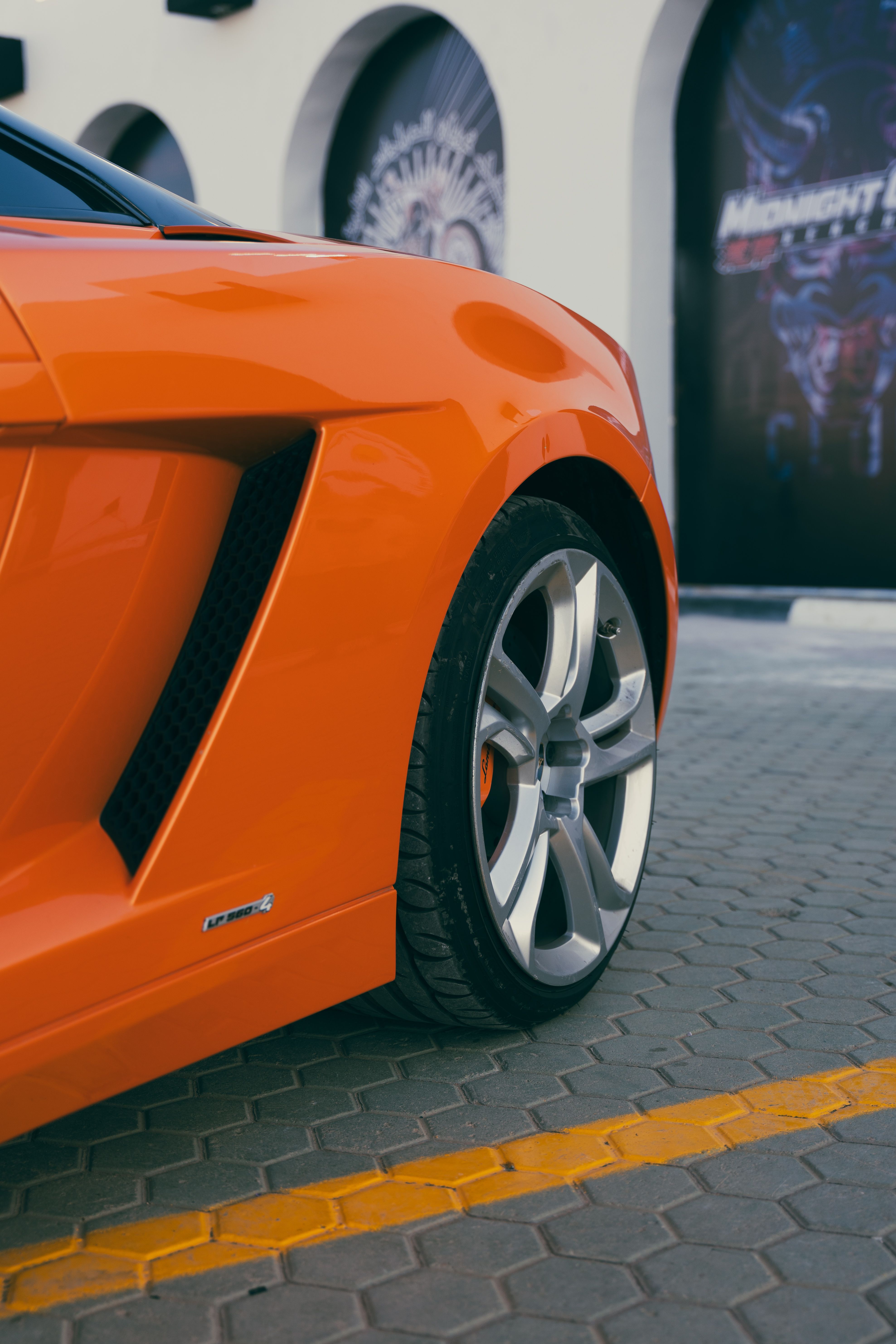 Auto Deportivo De Color Naranja Vibrante En Un Entorno Urbano · Foto de ...