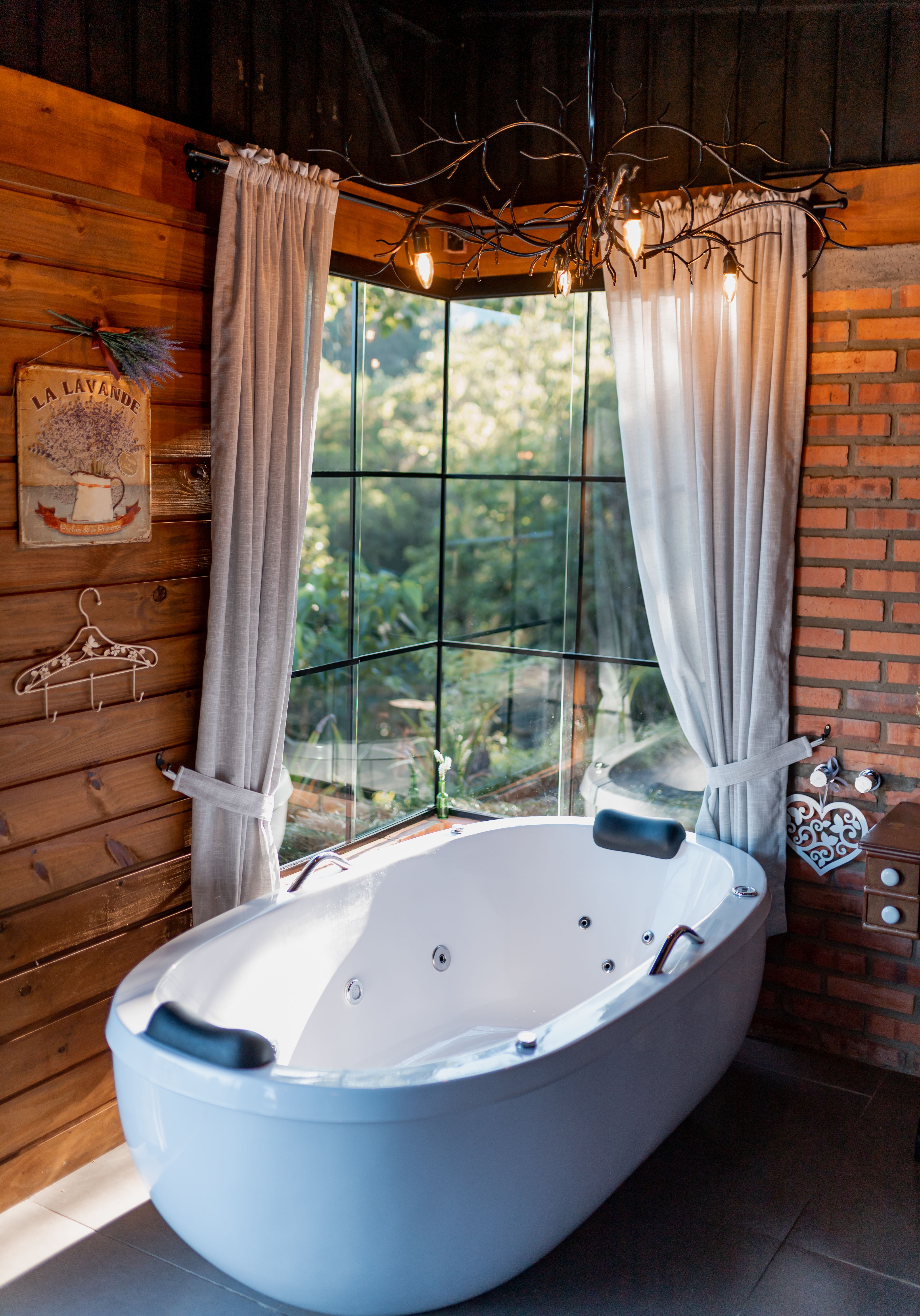 Cozy Rustic Bathroom with Freestanding Tub · Free Stock Photo