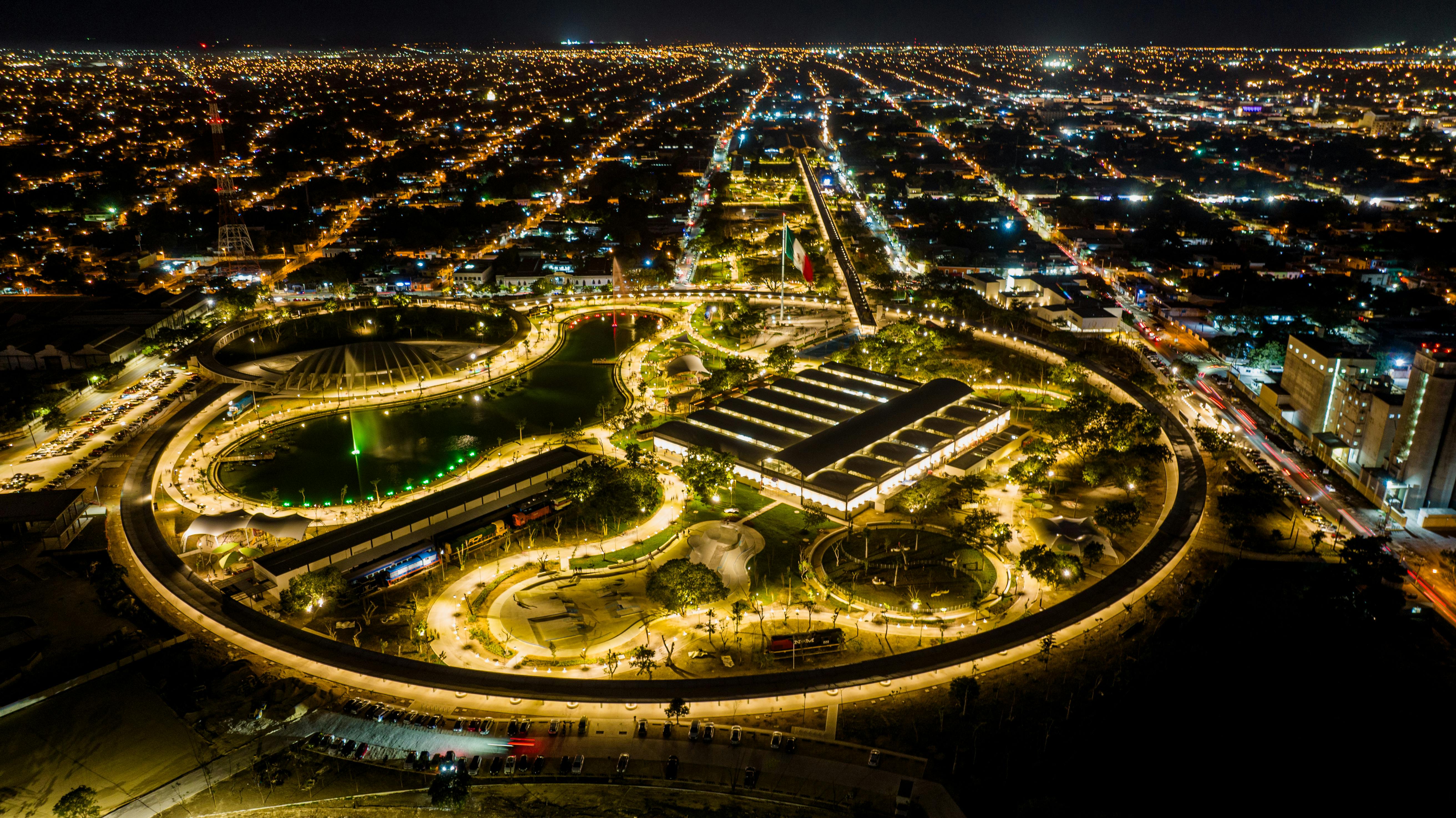 Vista Aérea Nocturna De Mérida, Paisaje Urbano De México · Foto de ...