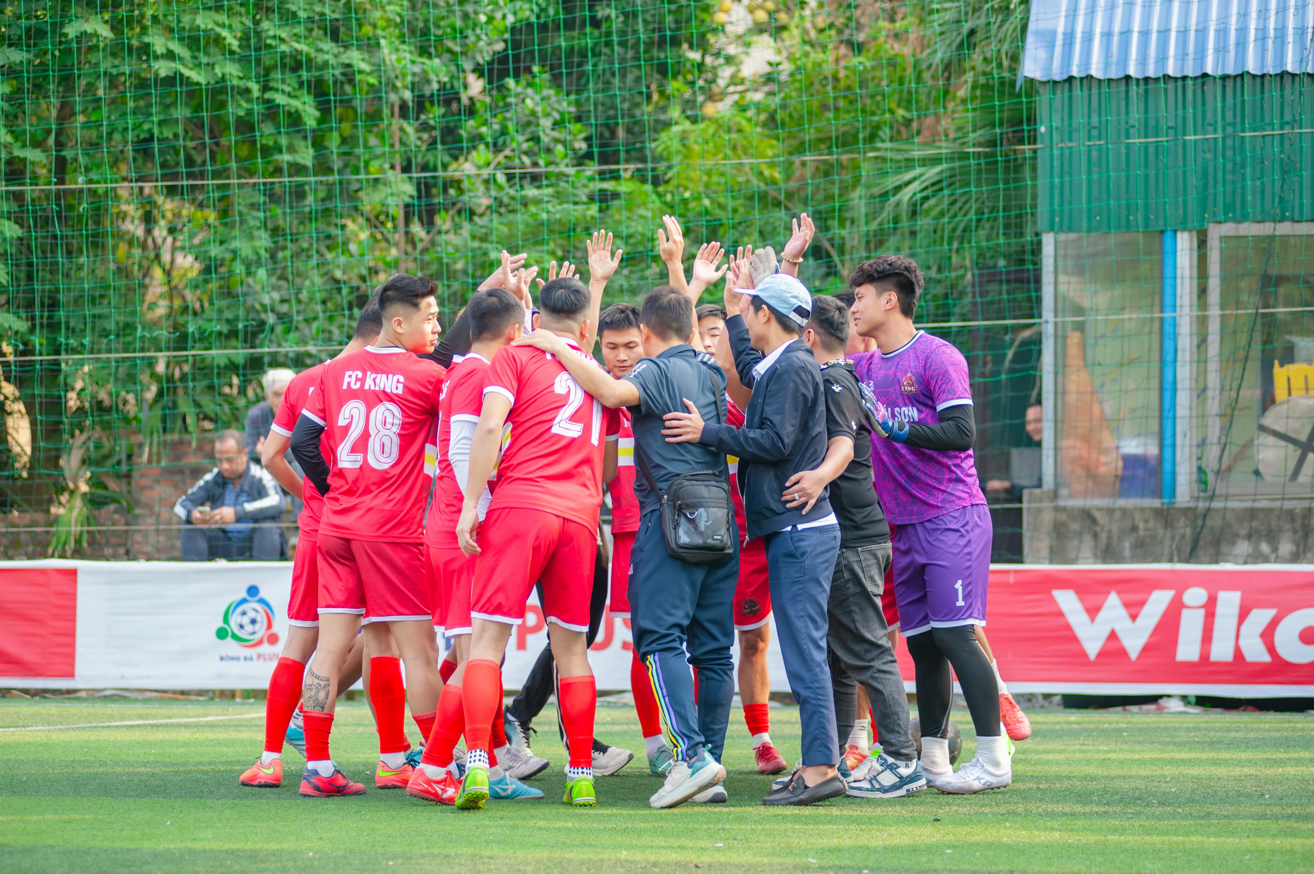 Soccer Team Huddle at Hà Nội Field · Free Stock Photo