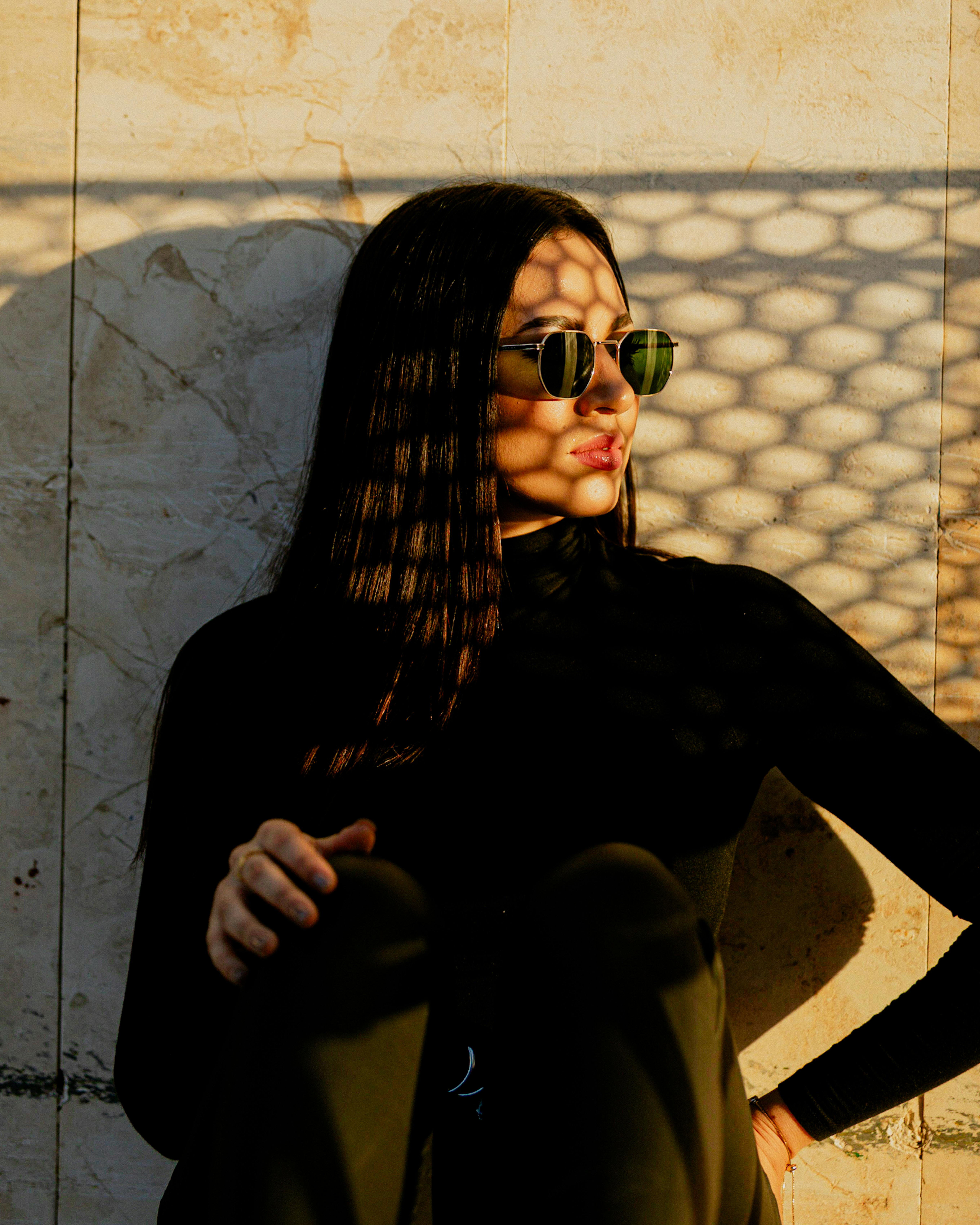 Portrait Chic à Mérida Avec Des Ombres Ensoleillées · Photo gratuite