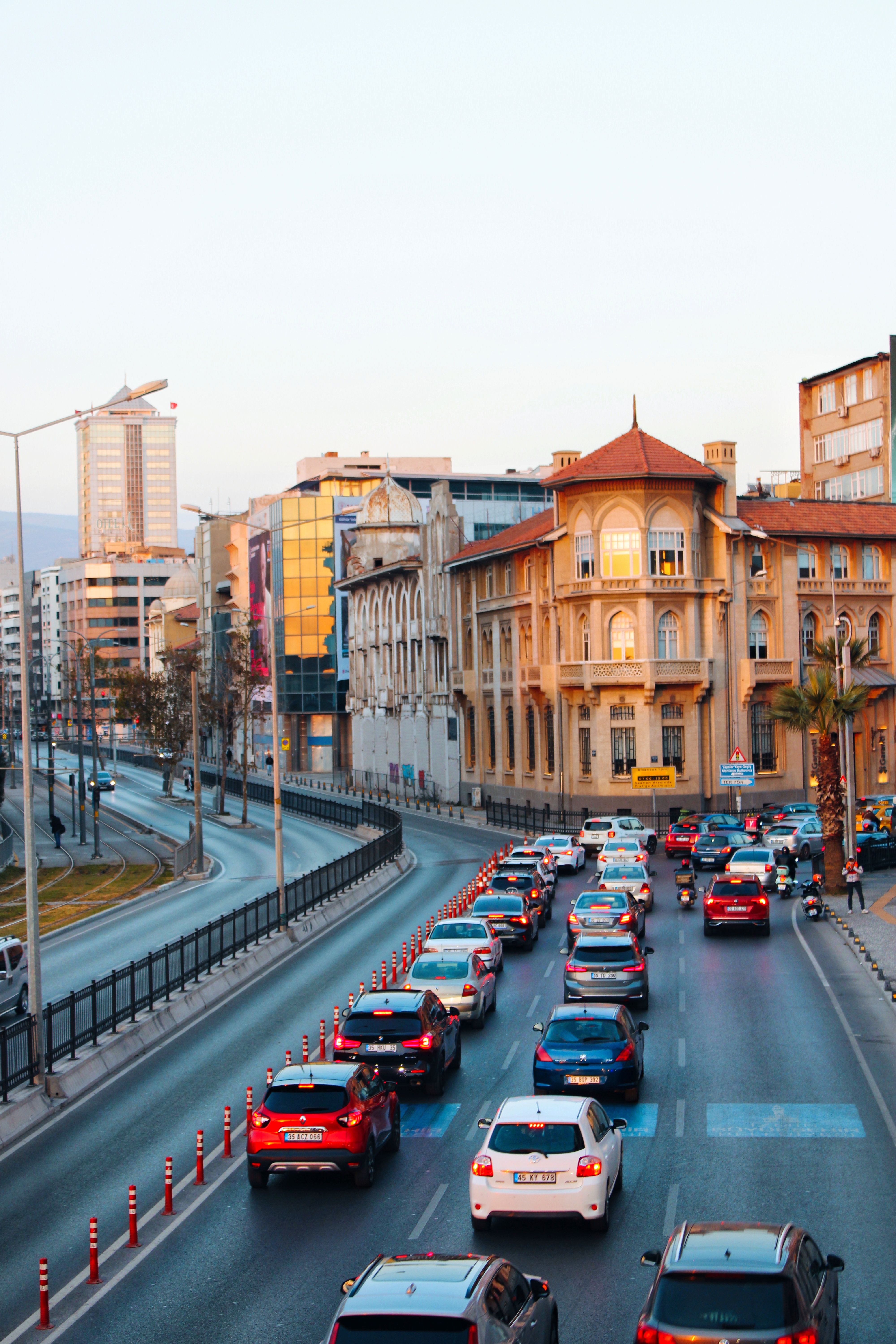 Urban street scene during busy twilight hours · Free Stock Photo