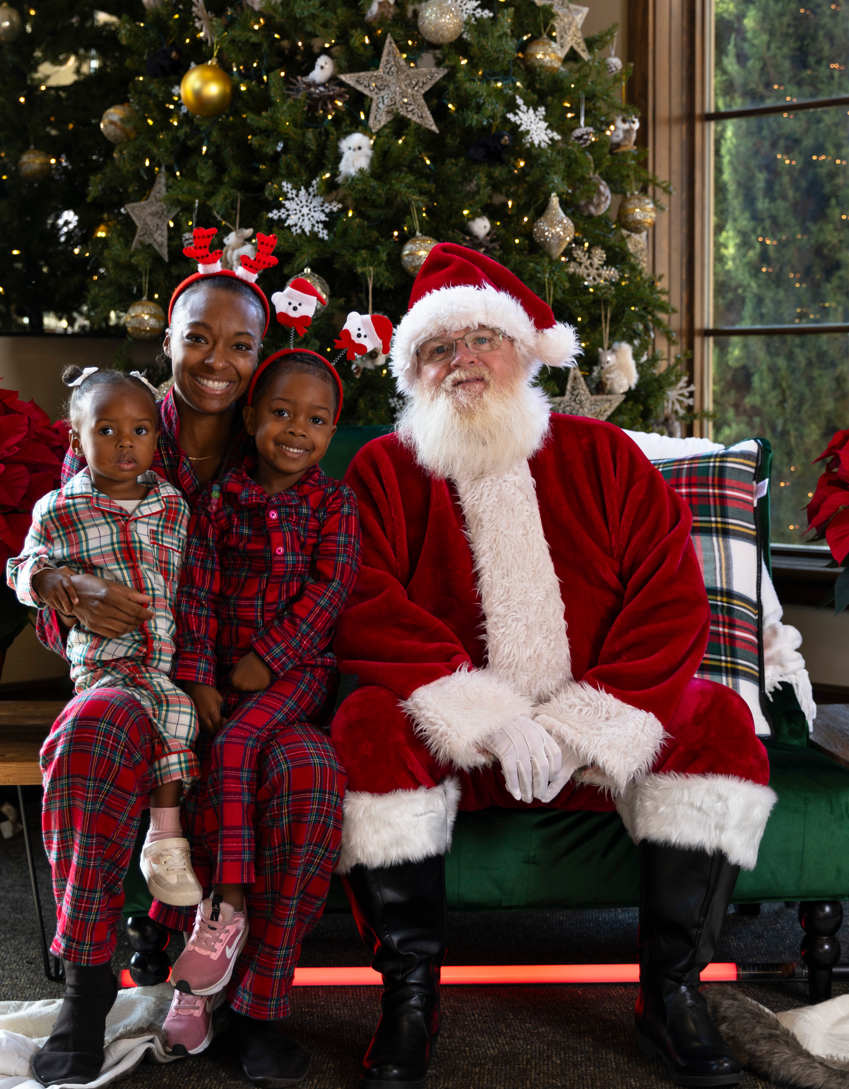 Famille Célébrant Noël Avec Le Père Noël · Photo gratuite