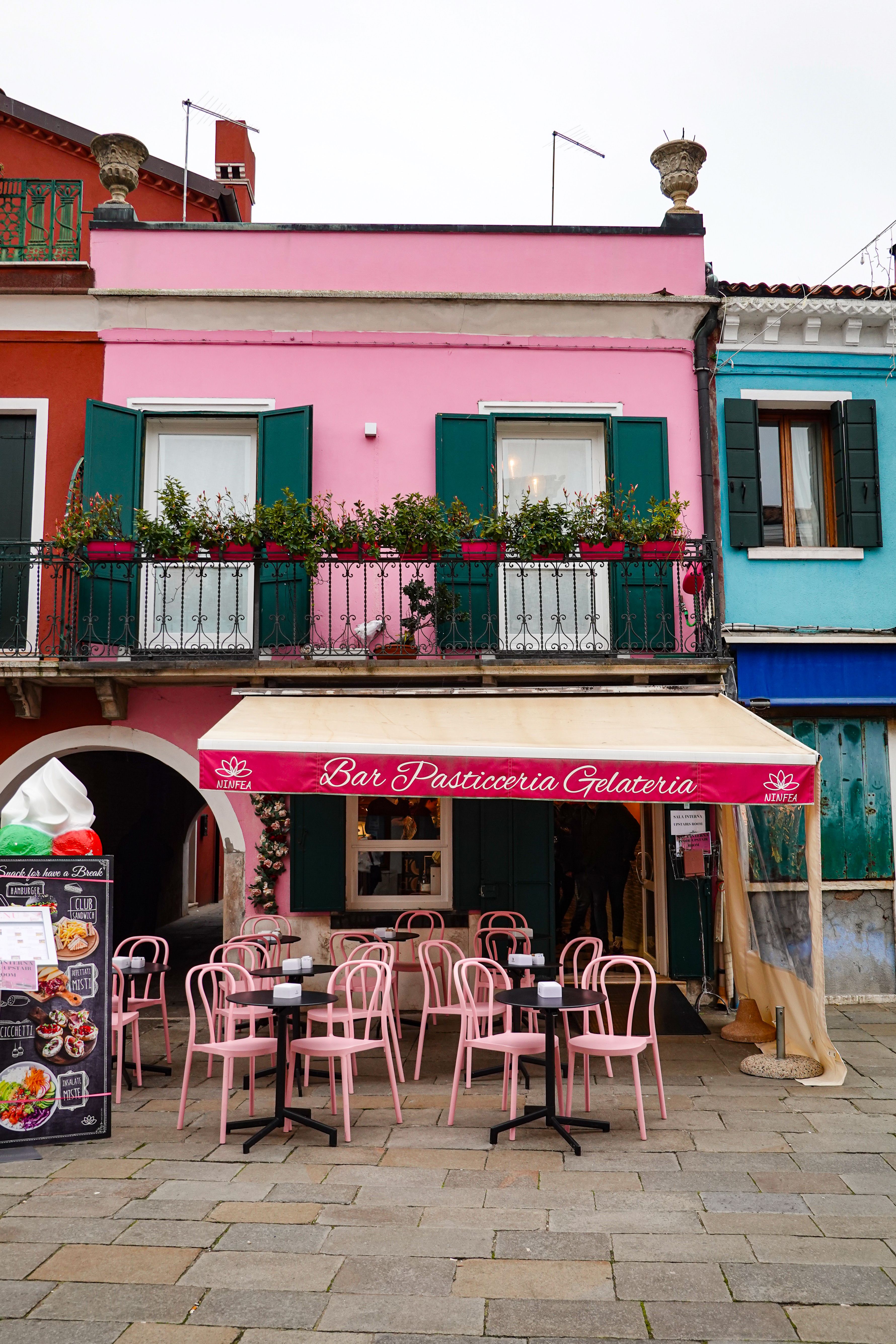 Charming Italian Cafe in Colorful Venetian Street · Free Stock Photo