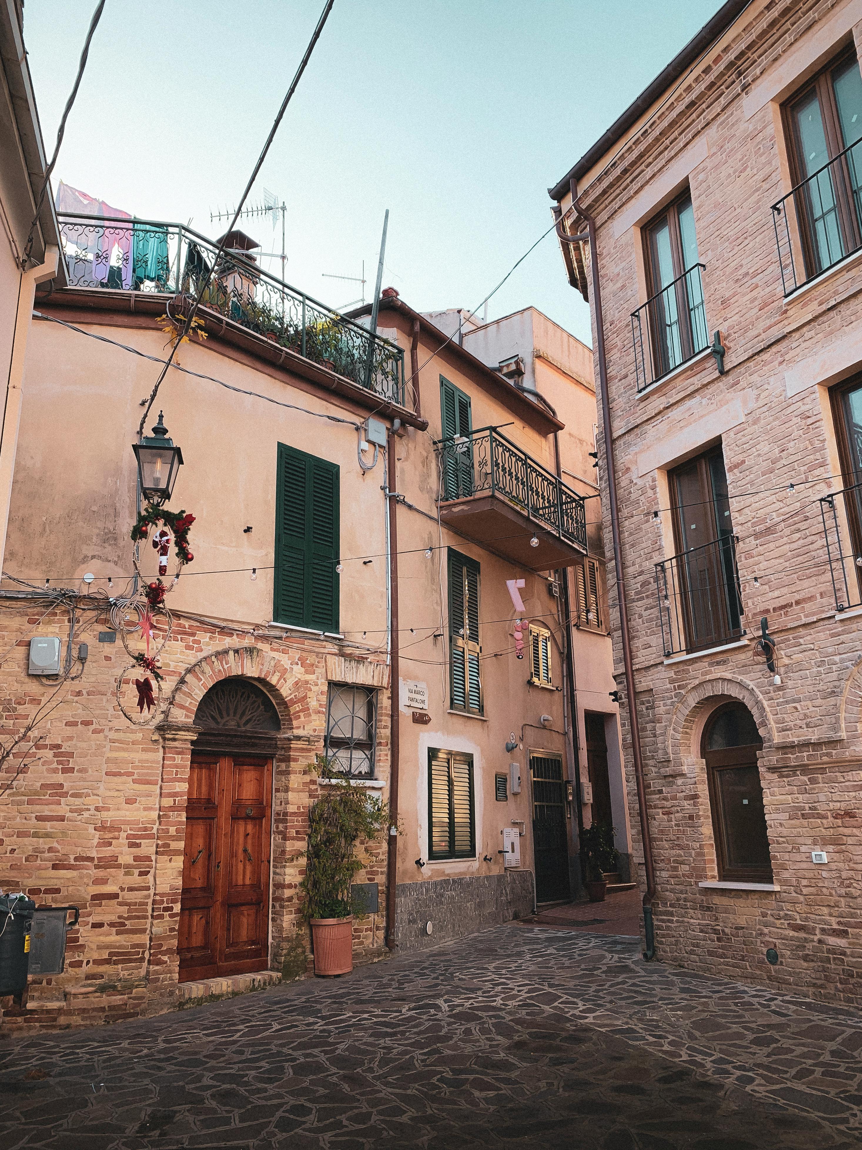 Charming Collecorvino Street in Abruzzo, Italy · Free Stock Photo