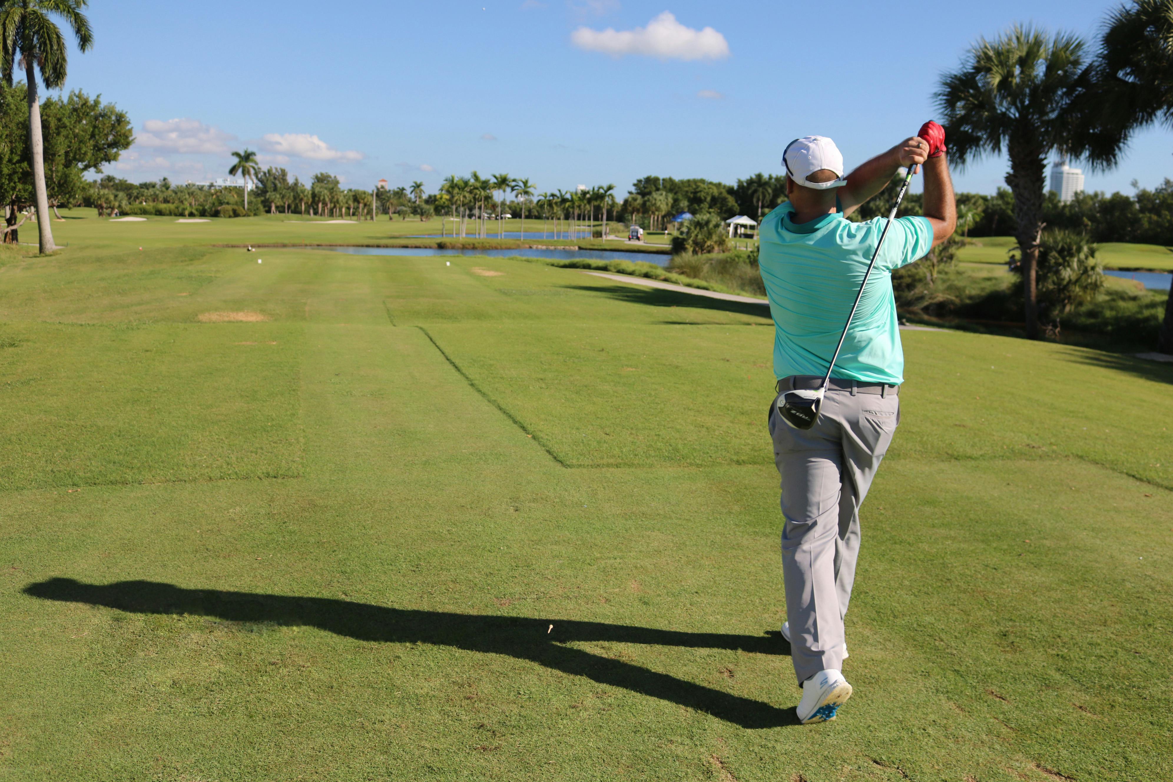 Pemain Golf Berayun Di Lapangan Golf Palm Beach Yang Cerah · Foto Stok ...