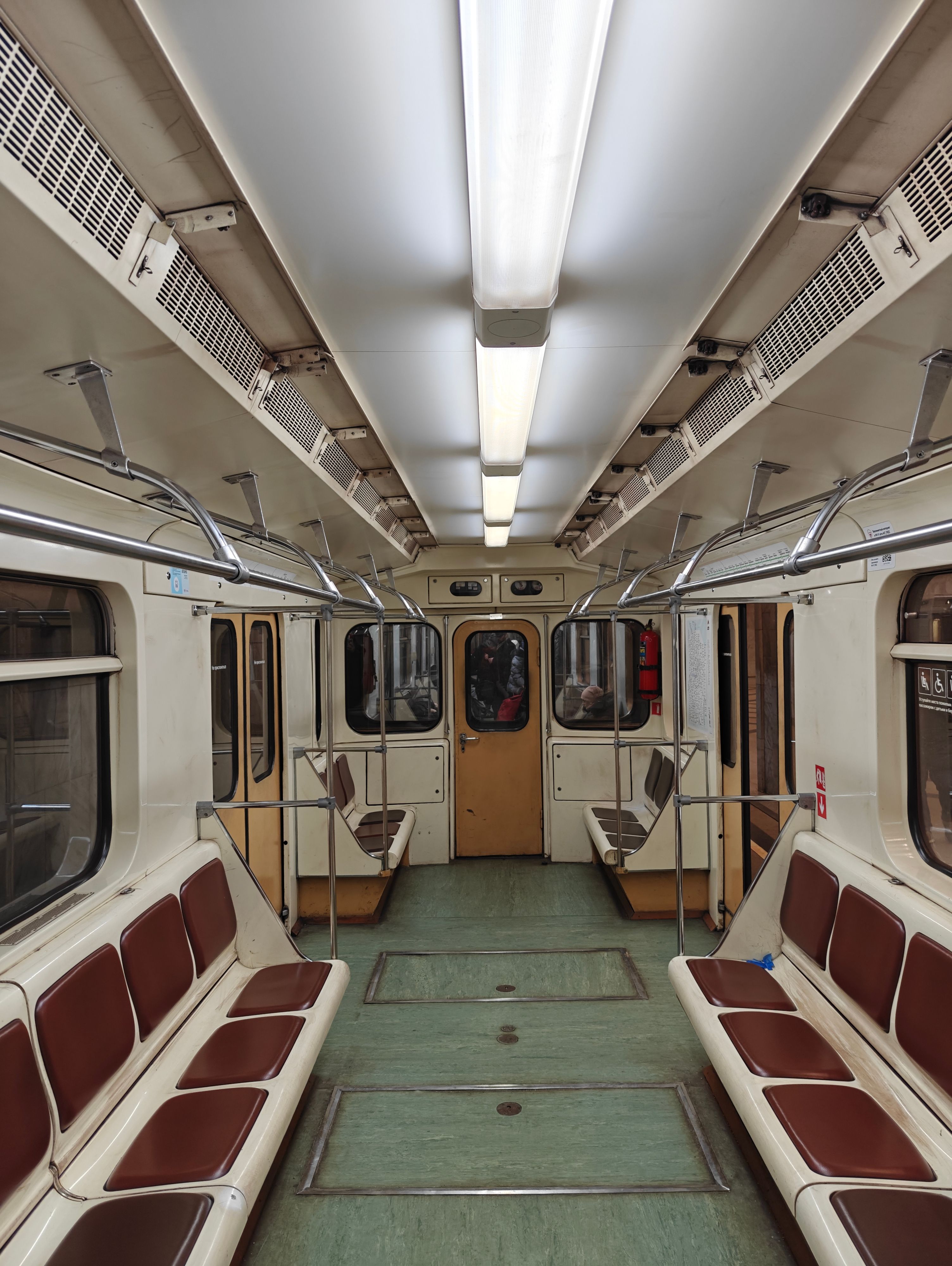 Intérieur D'une Rame De Métro Vide Avec Un Design Vintage · Photo gratuite