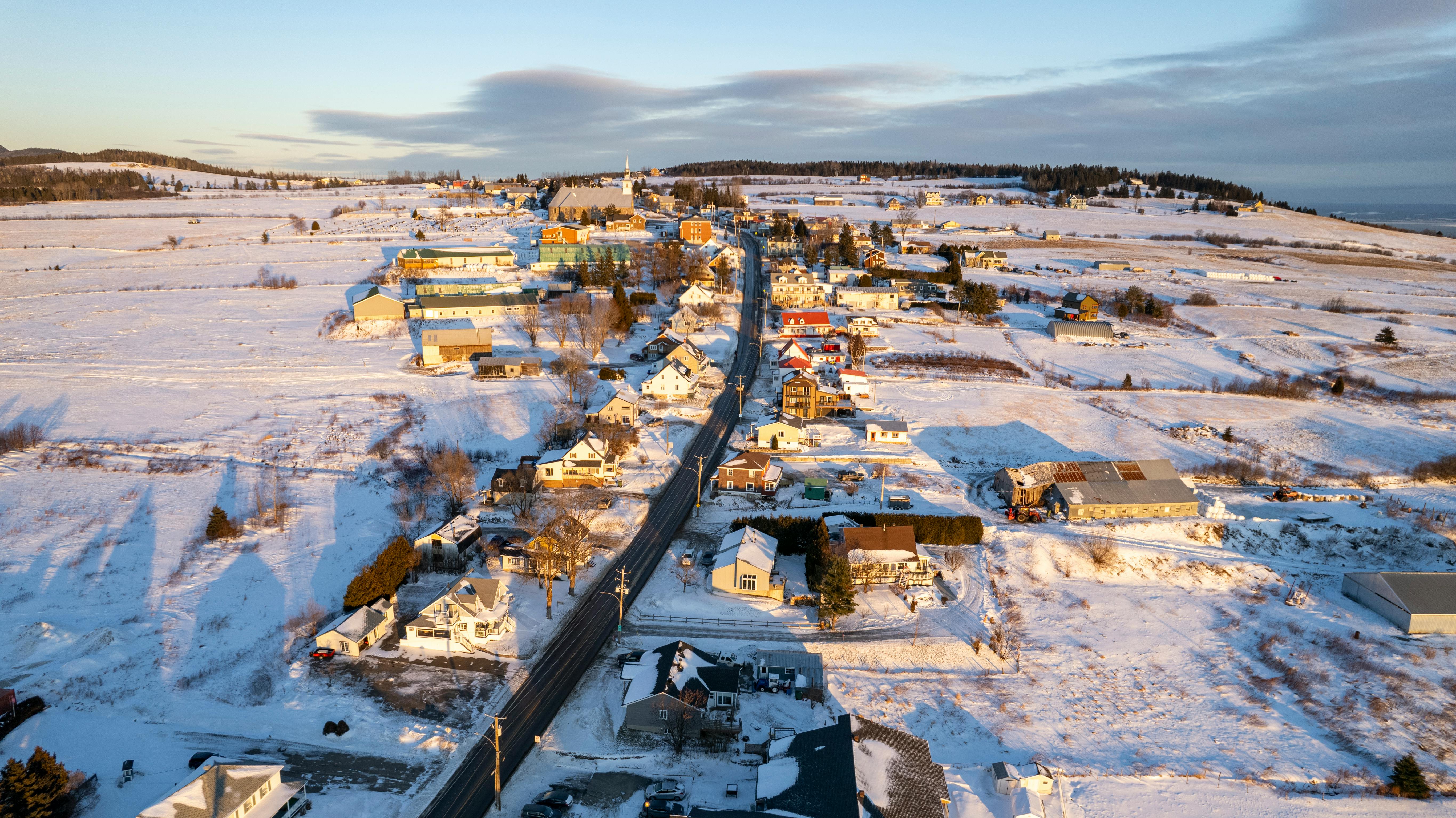 Un Village De La Province De Québec, Vue Aérienne Par Drone Au Coucher ...