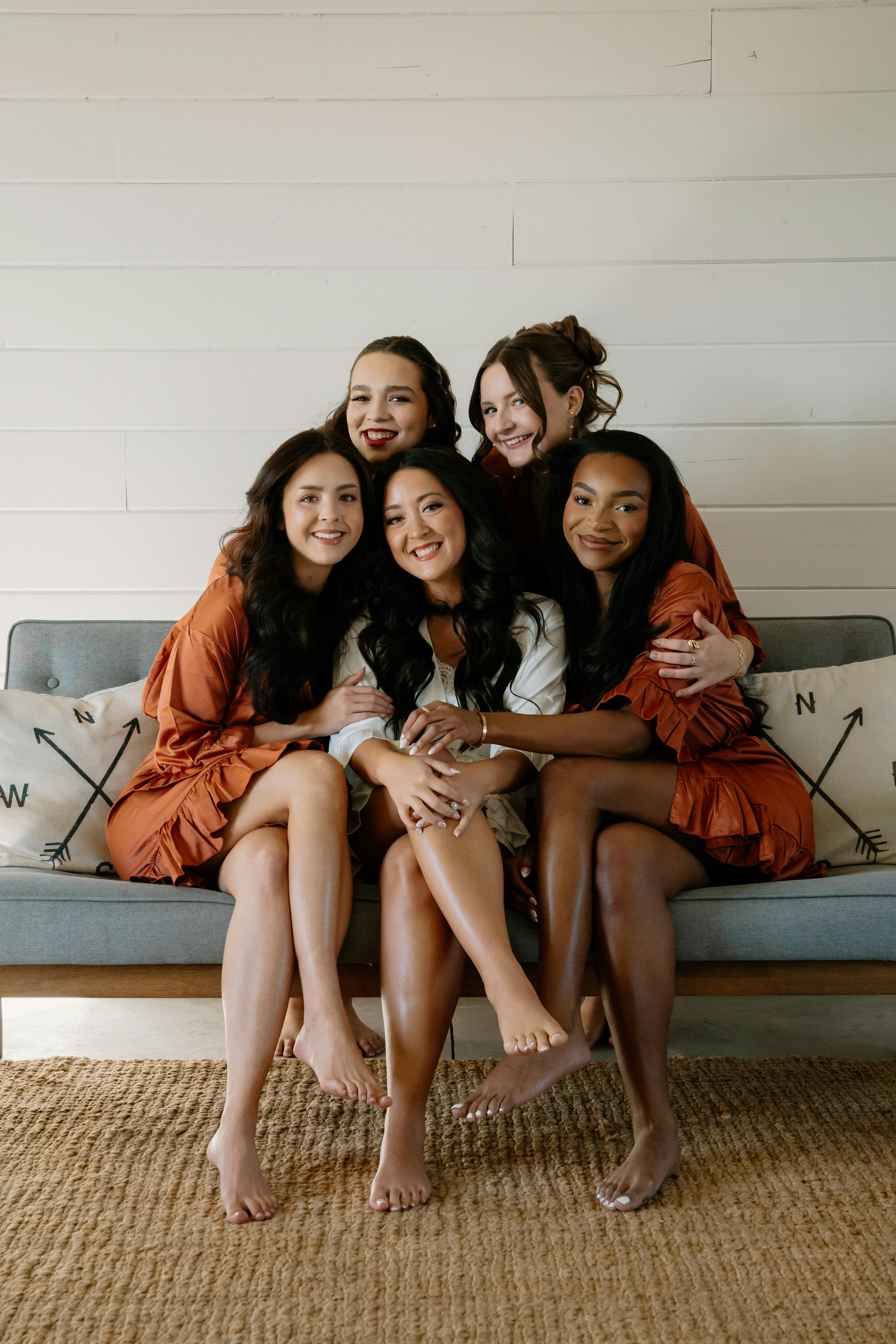 Joyful Friends on Couch in Rustic Setting · Free Stock Photo