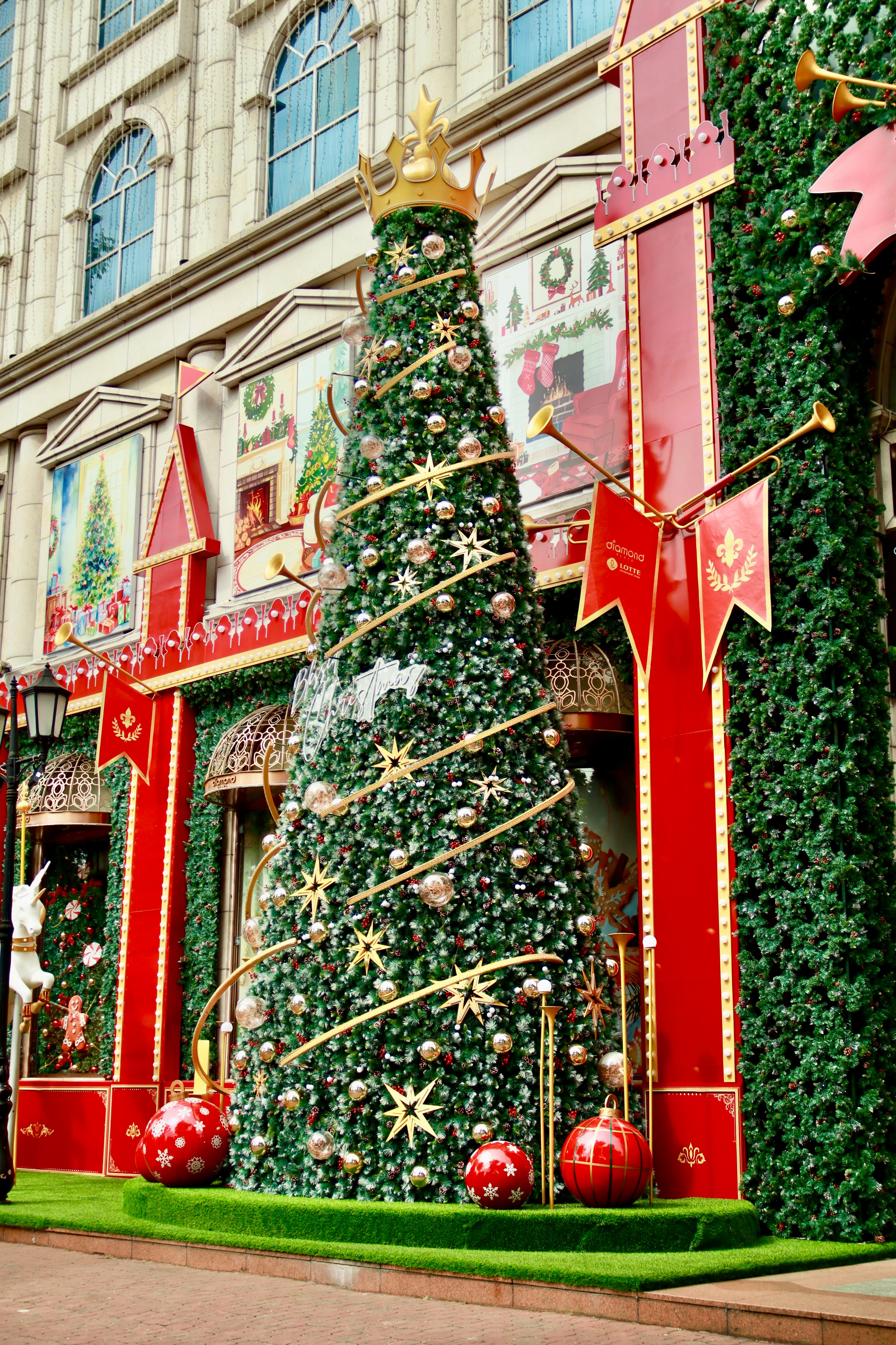 Festive Christmas Tree Display in Urban Setting · Free Stock Photo