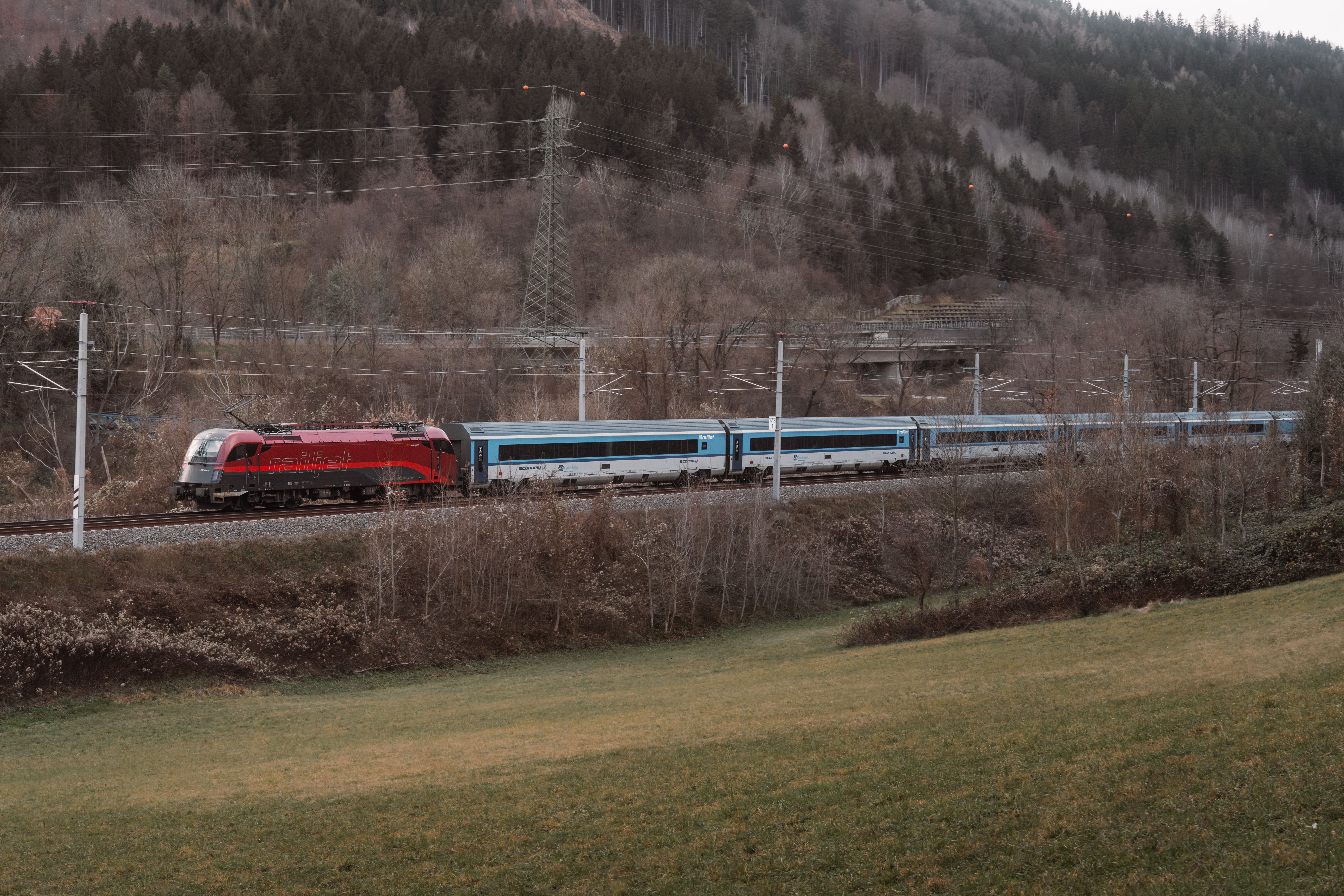 Malerische Zugfahrt Durch Bewaldete Berge · Kostenloses Stock-Foto