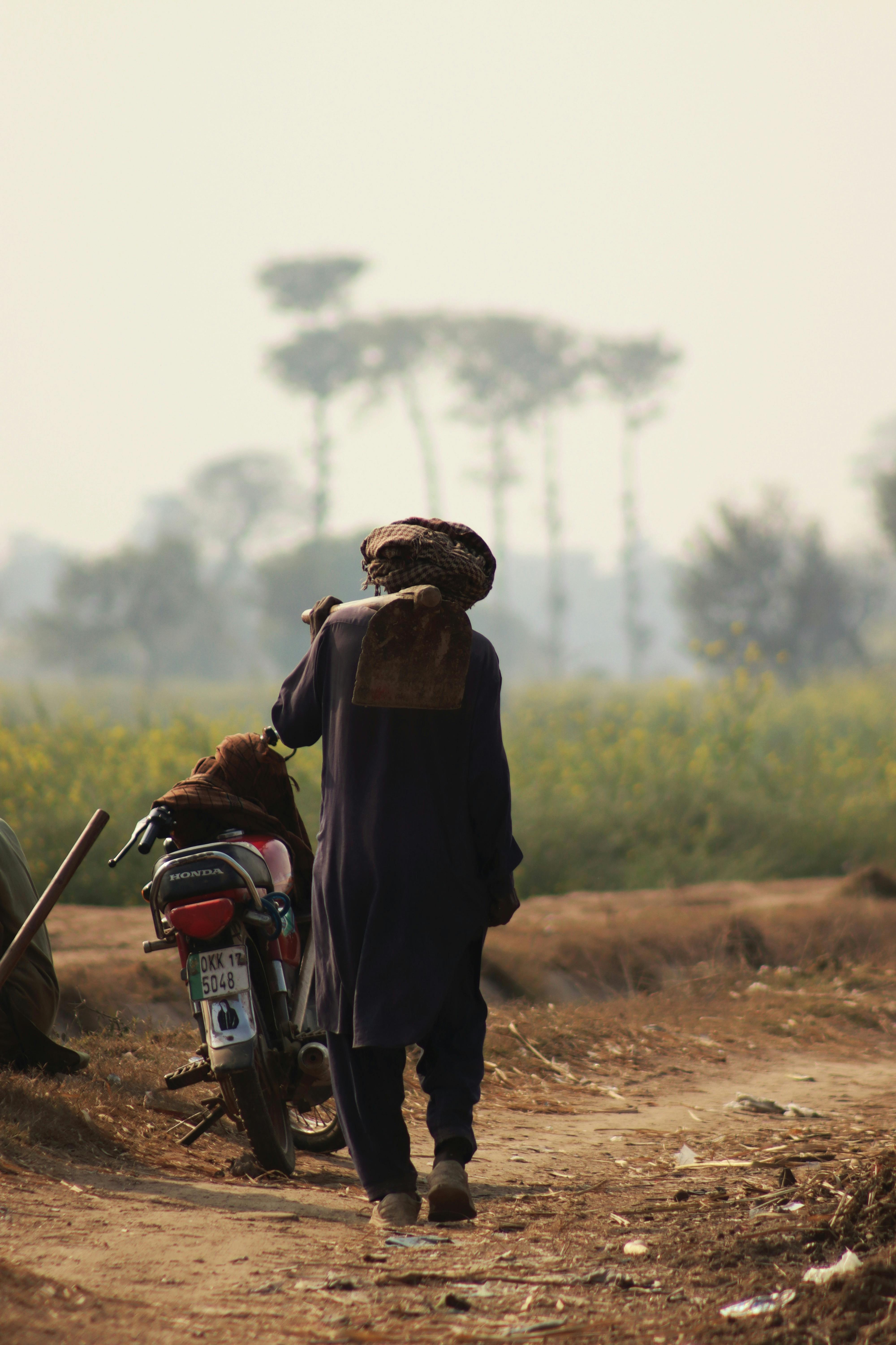 Rural Life in Lahore with Motorbike Path · Free Stock Photo
