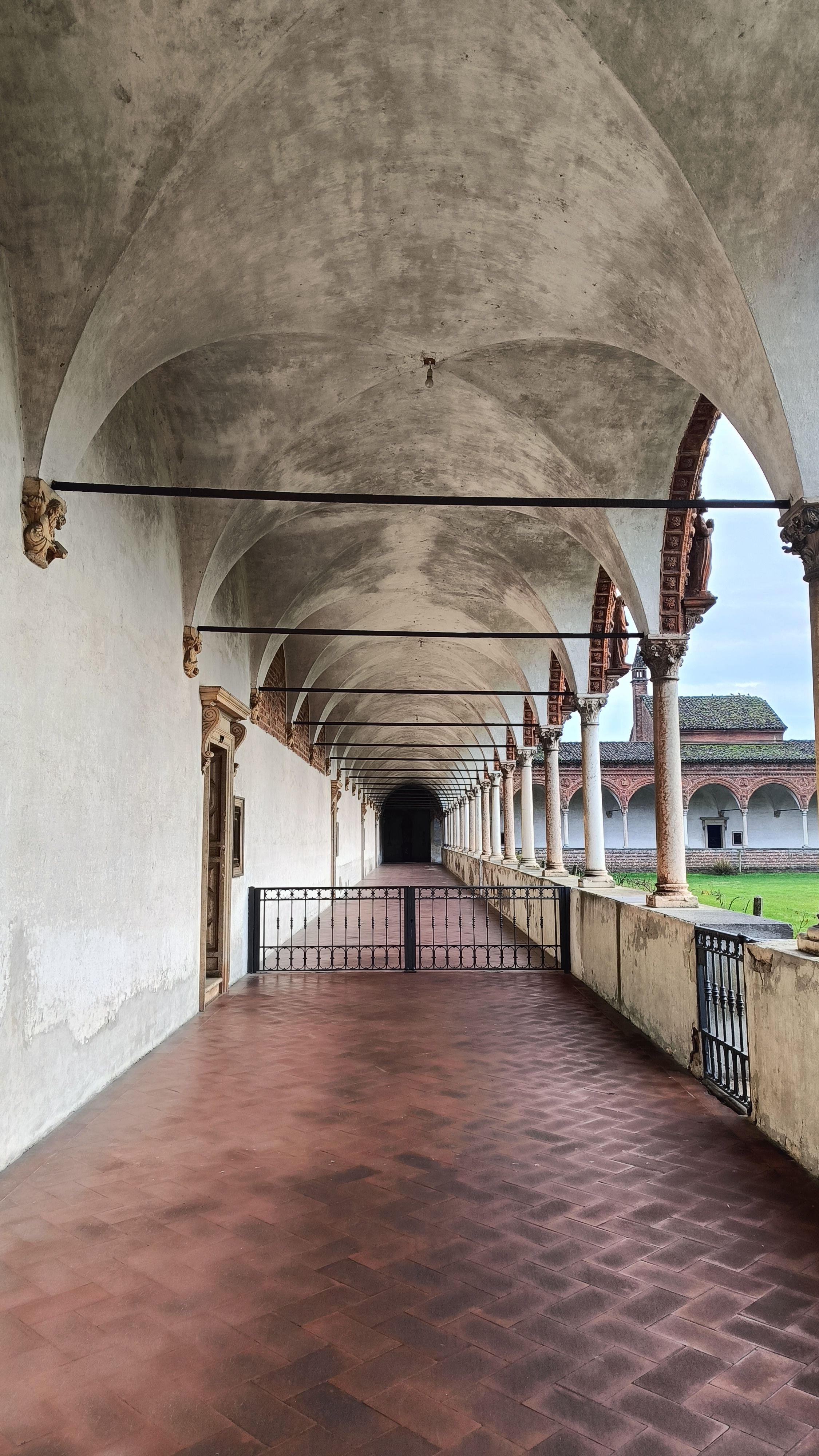 Historic Cloister with Arched Walkway in Italy · Free Stock Photo